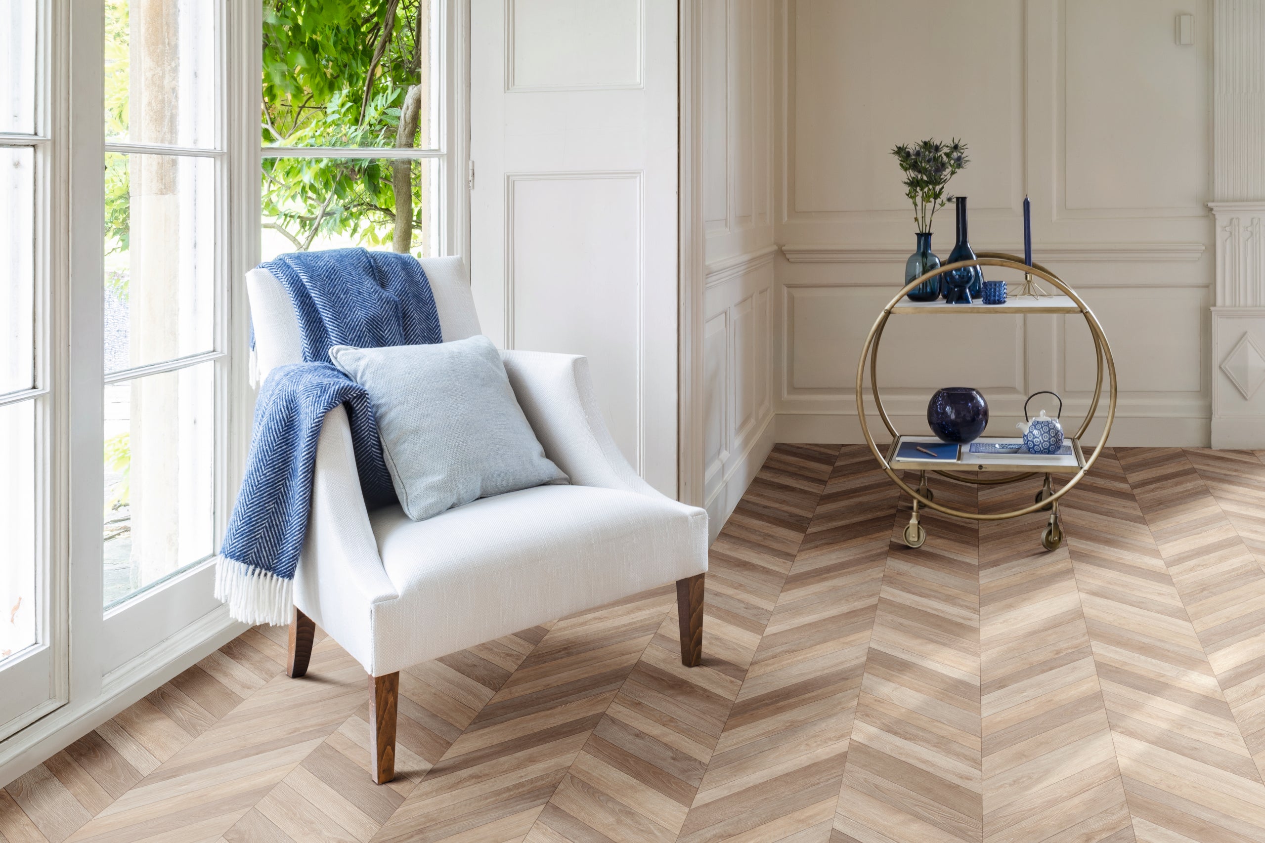Un sol PVC effet parquet chevron qui donne tout son style au salon ...