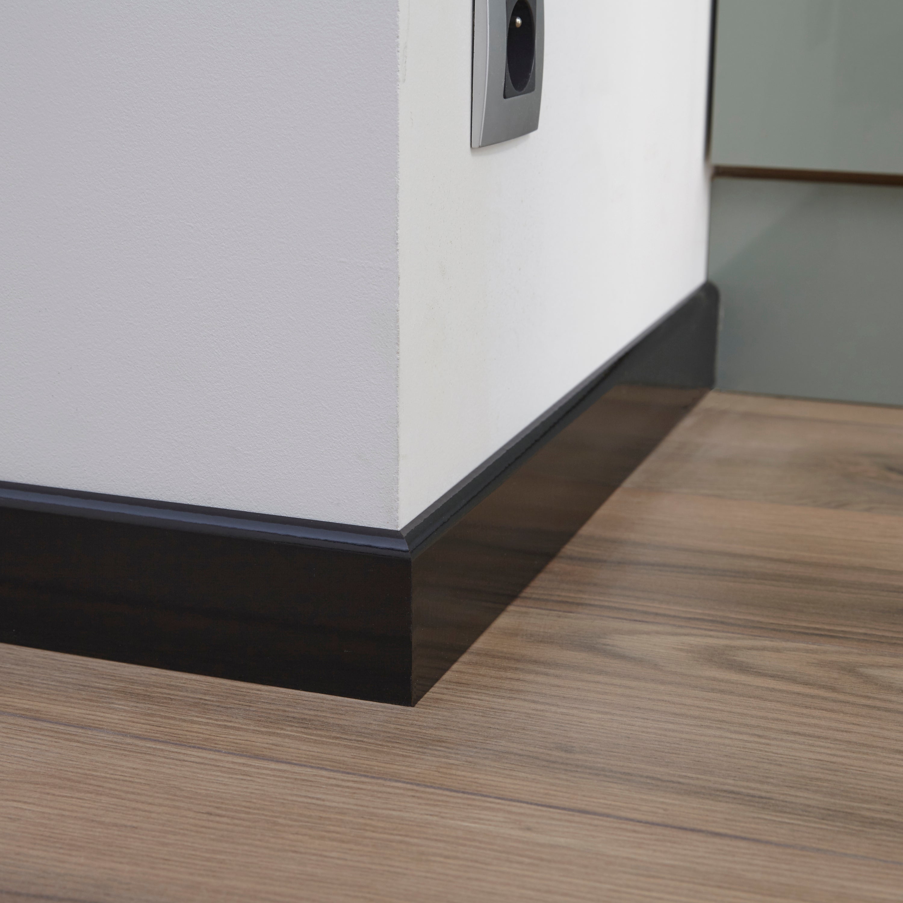 Plinthe médium (MDF) arrondie revêtu mélaminé noir brillant, 10 x 70 mm ...