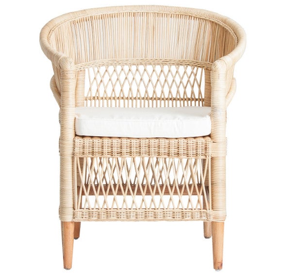 Sillón de ratán claro con tela blanca y patas de mindi claro Alchie ...