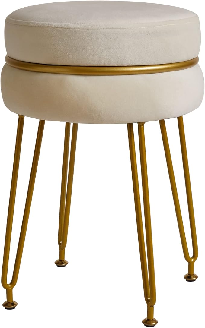 Un tabouret rond moderne, revêtu de velours blanc cassé et doté de ...
