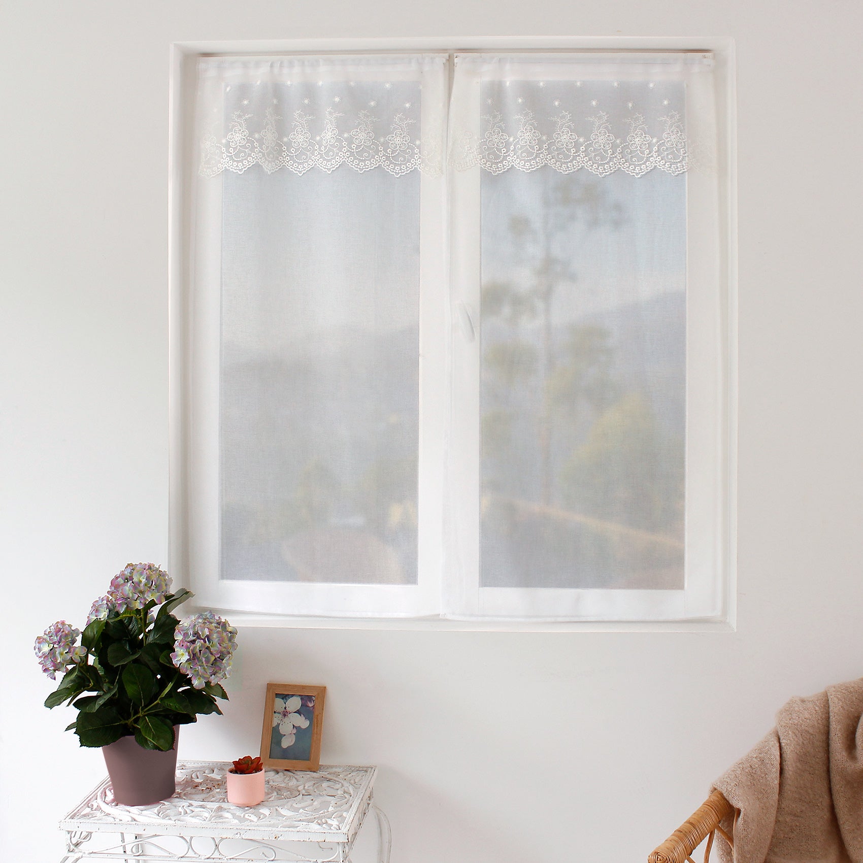 Paire de petits voilages avec top à volant brodé - Blanc - 60x160 cm ...