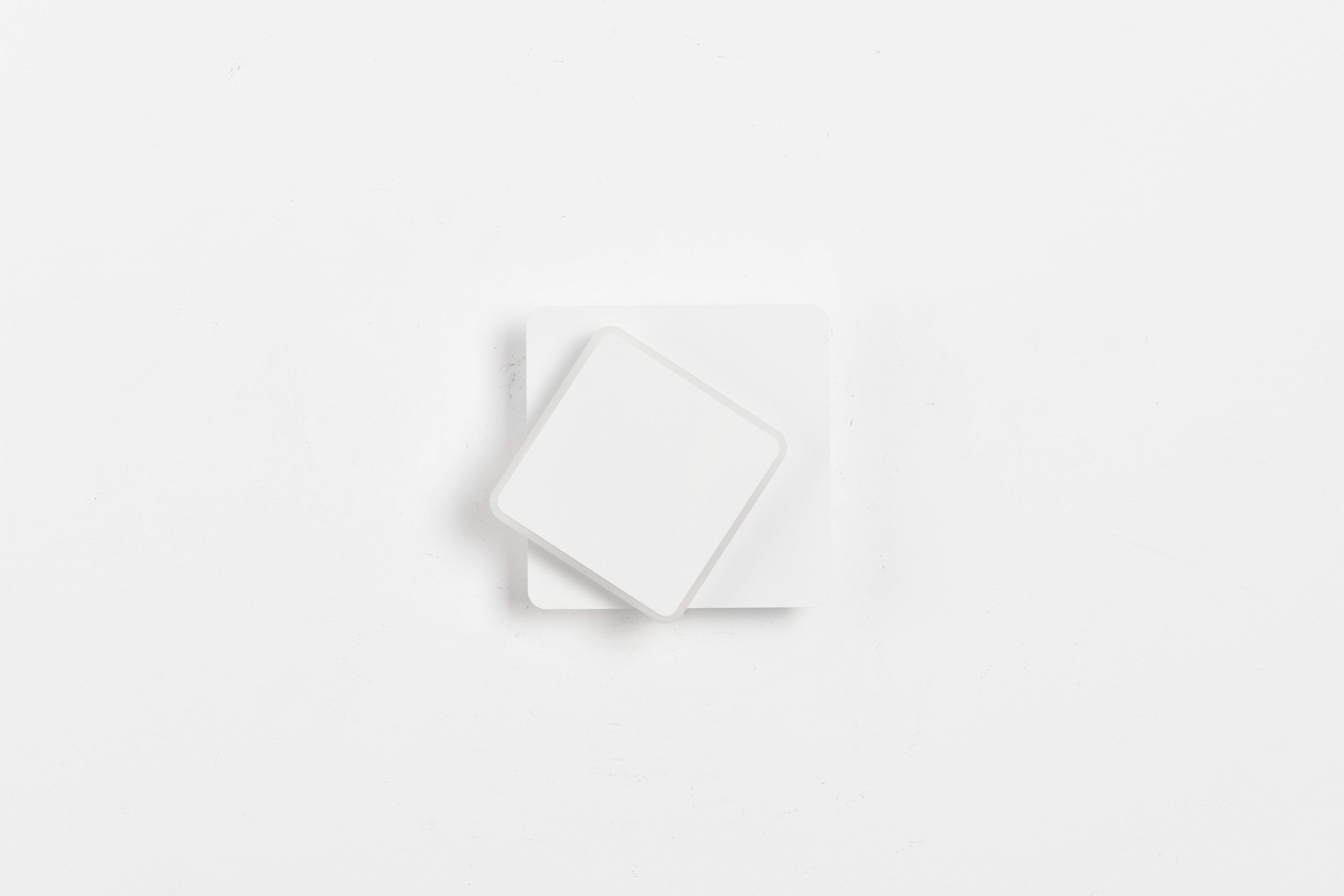 Aplique, luz de pared de metal color blanco. LED 8W. Color de la luz ...