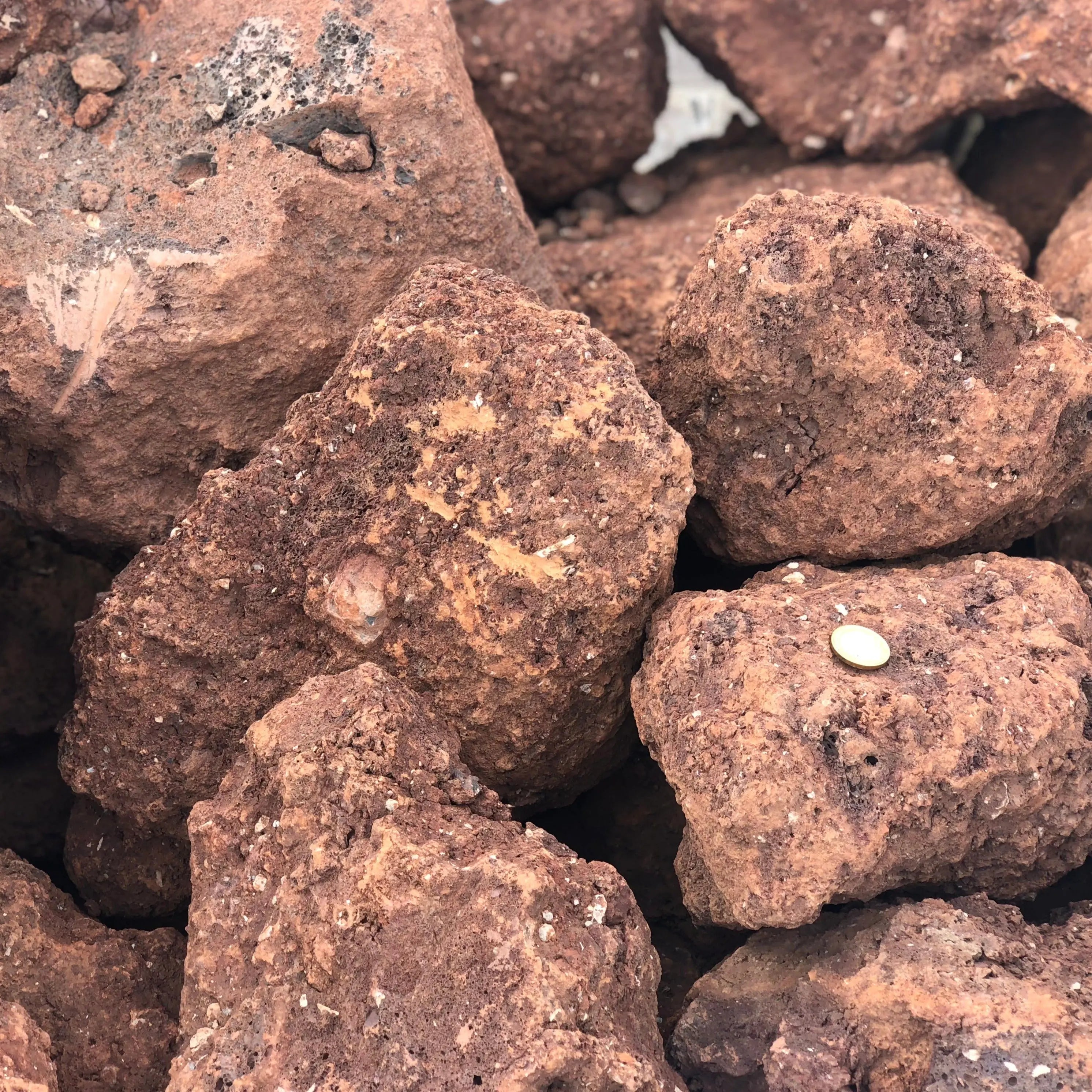 Roca Volcánica Roja Jaula 800 kg. / 150-400 mm | Leroy Merlin