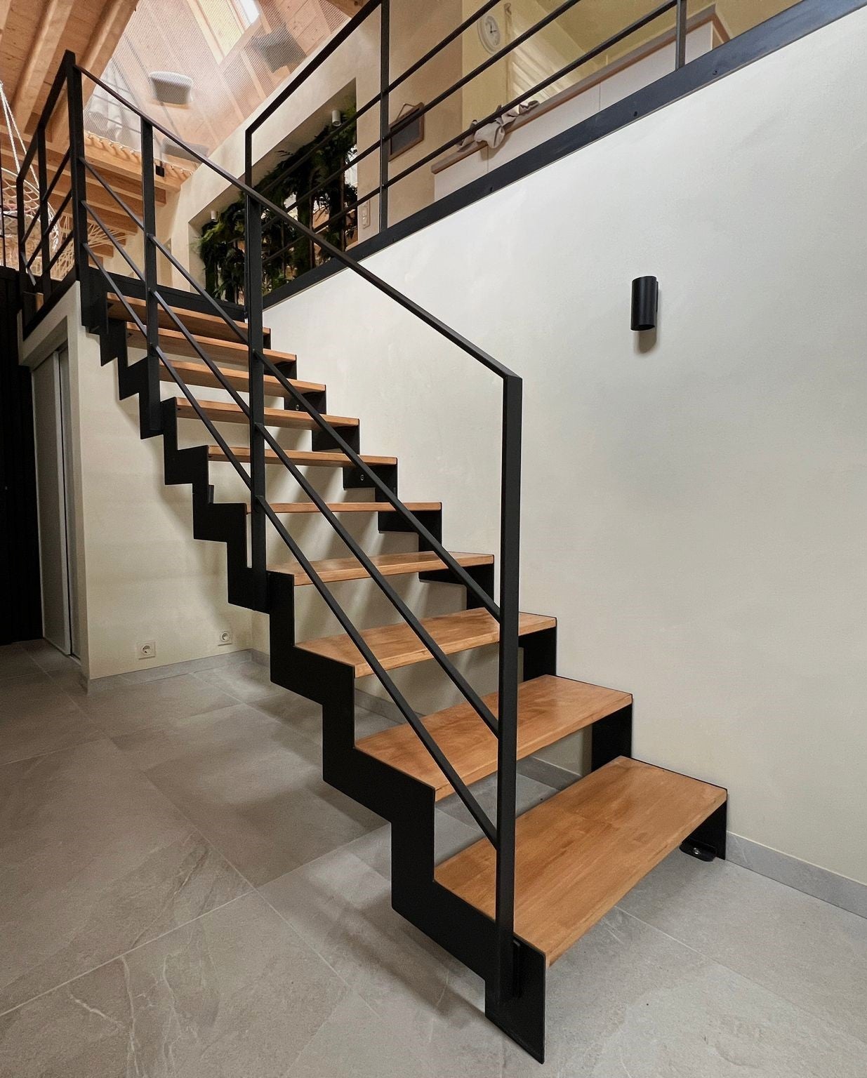 Escalera a médida, 14 peldaños haya maciza 35 mm, inclinación y huellas ...