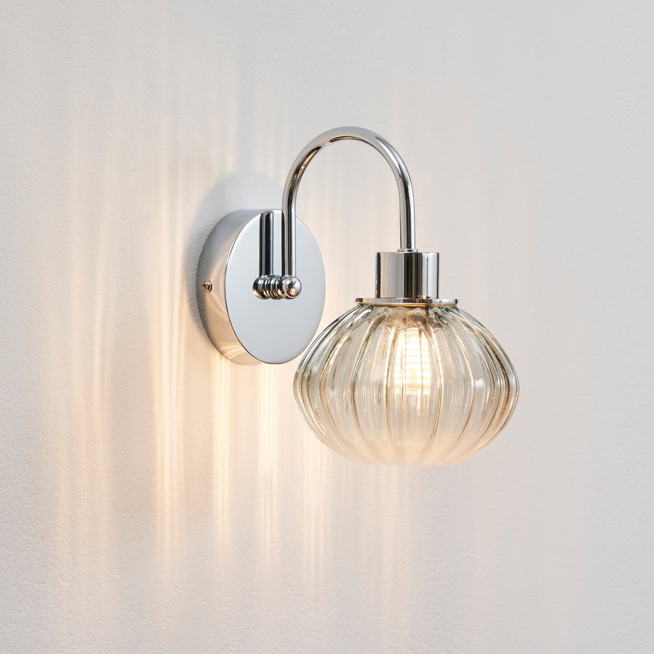 Petite applique murale tendance métal chromé et verre coloré - Seren ...