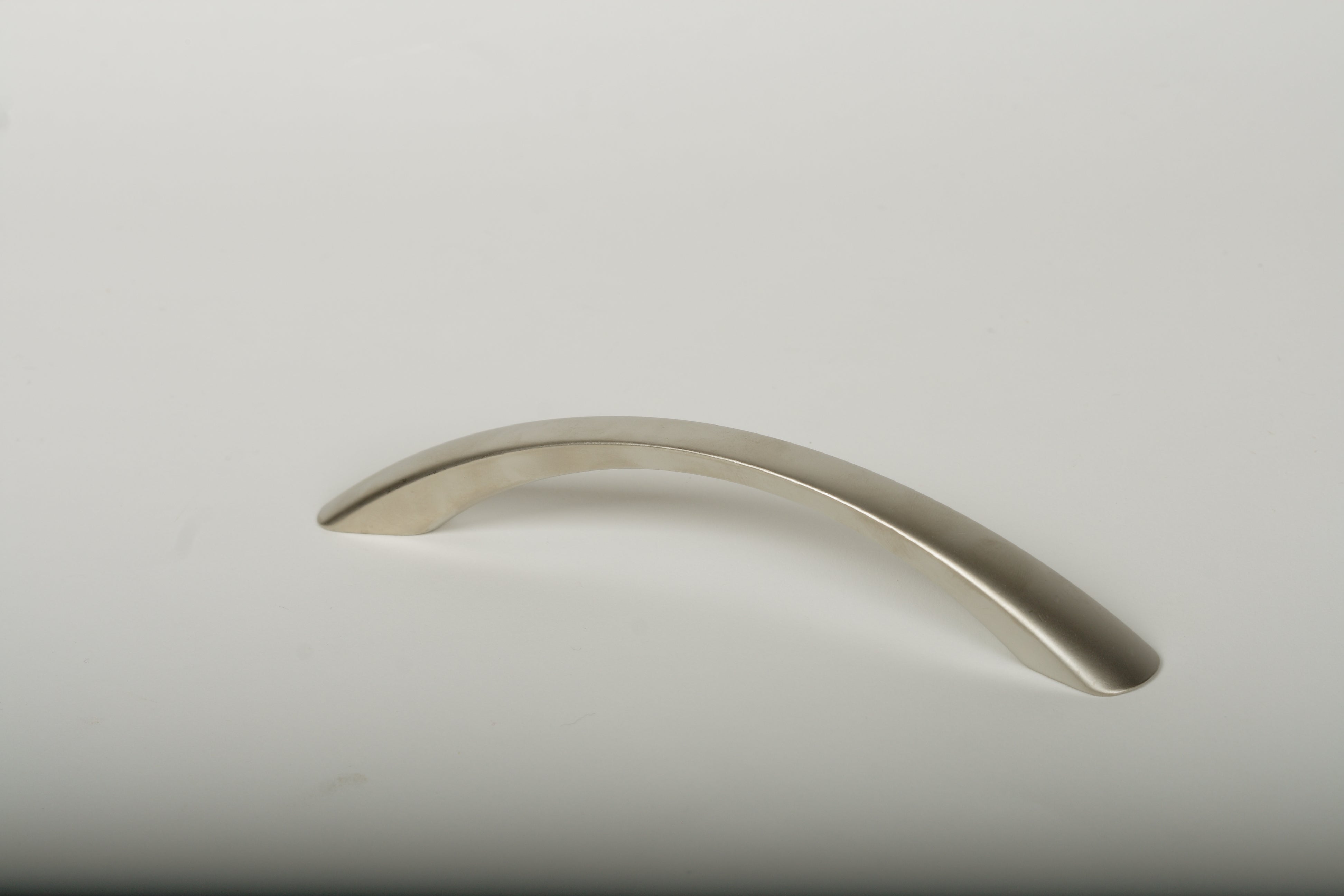 Poignée Pour Meuble Style Contemporain Fabriqué En Zamac Fini Nickel Bisú Distance Entre