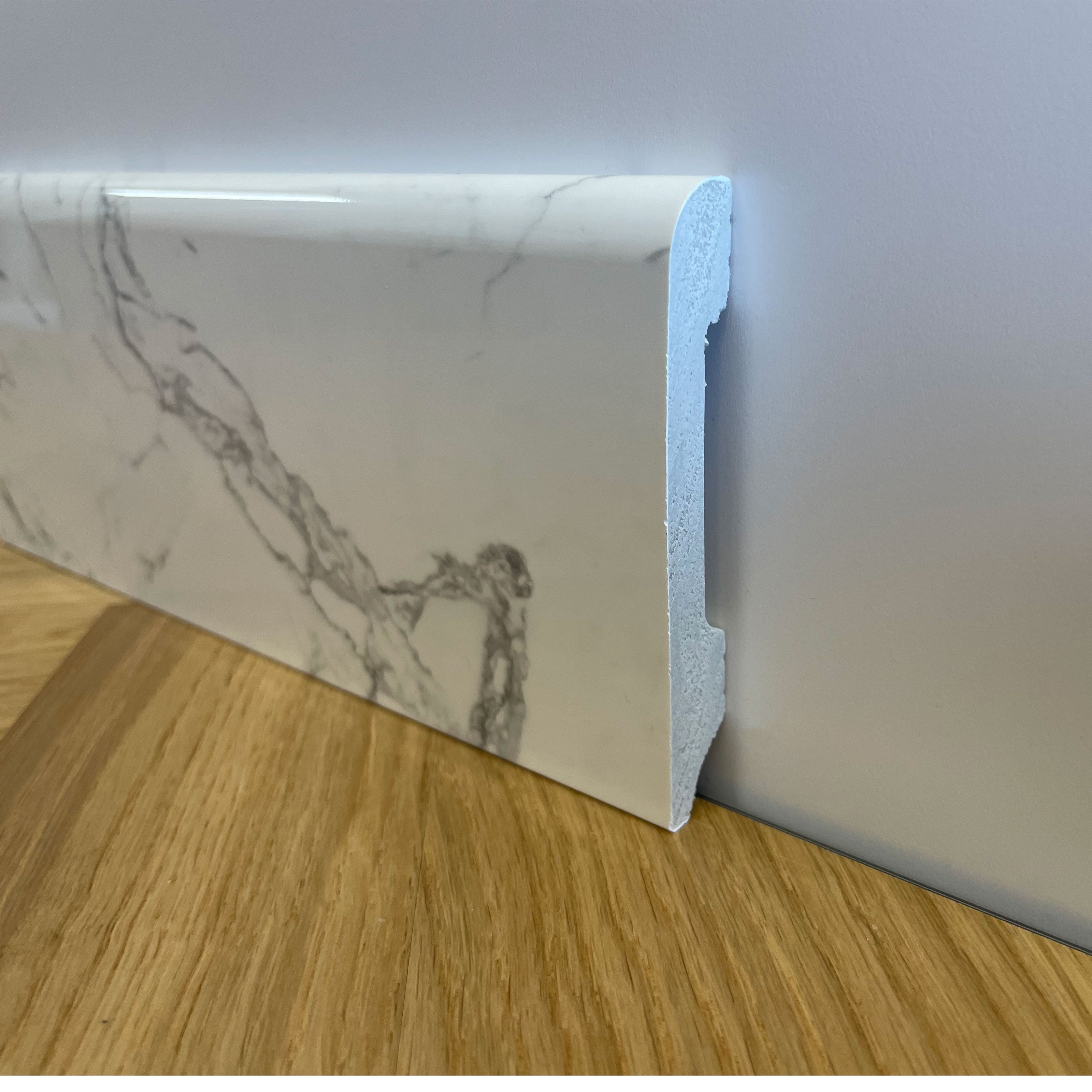 Plinthe BC en MARBRE DE CARRARE Brillant 85x14x2000mm en POLYMÈRES ...