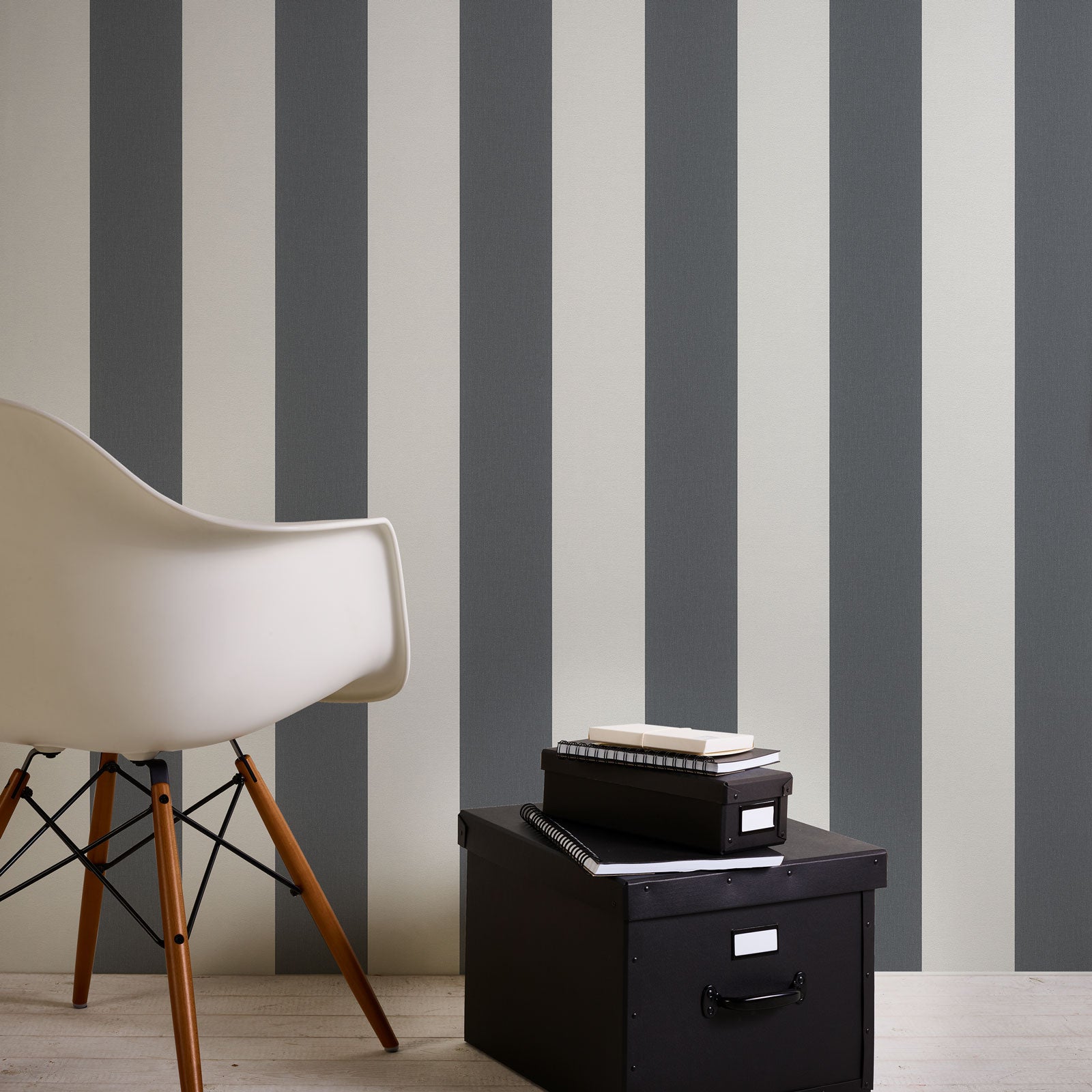 Carta da parati a righe verticali grigio antracite e bianche Stile ...