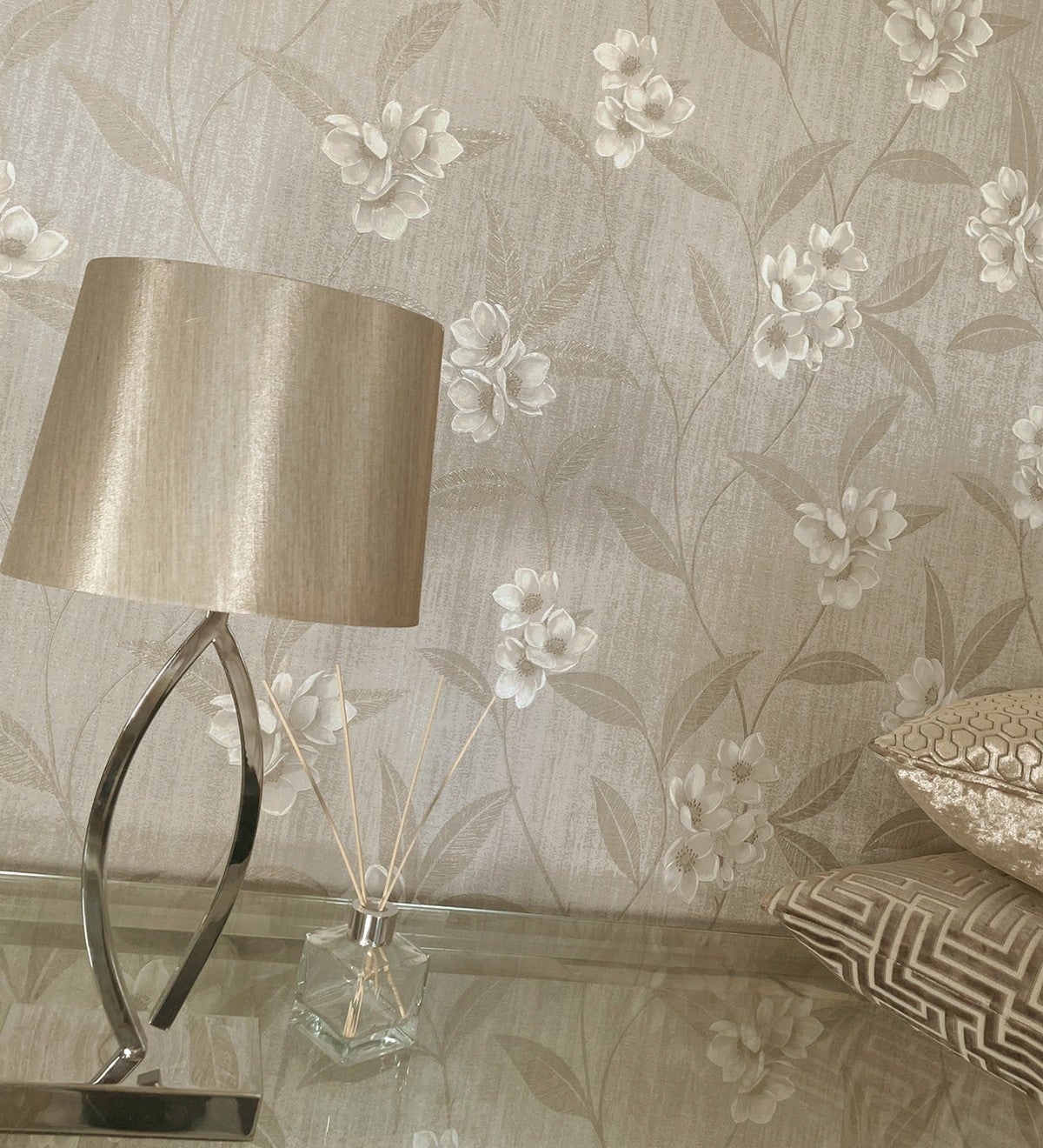 Papel pintado vinílico de flores beige fondo efecto textil en relieve ...
