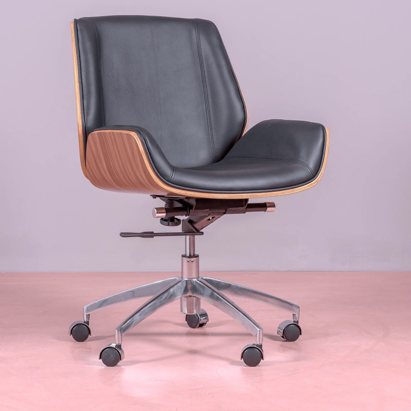Chaise de bureau en bois de noyer et recouverte de cuir italien ...
