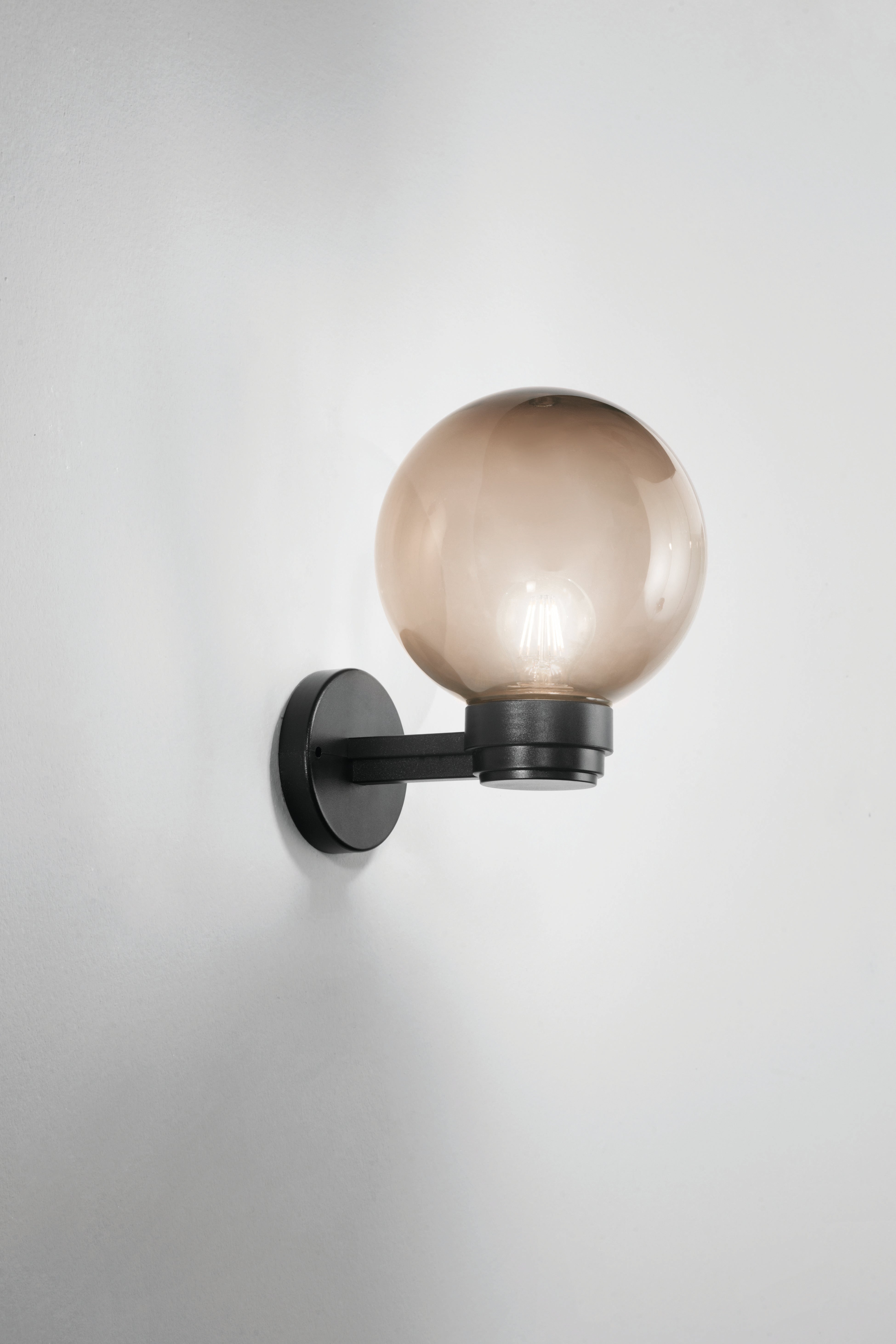 "Applique d'extérieur POLLY avec socle en plastique noir et sphère ...