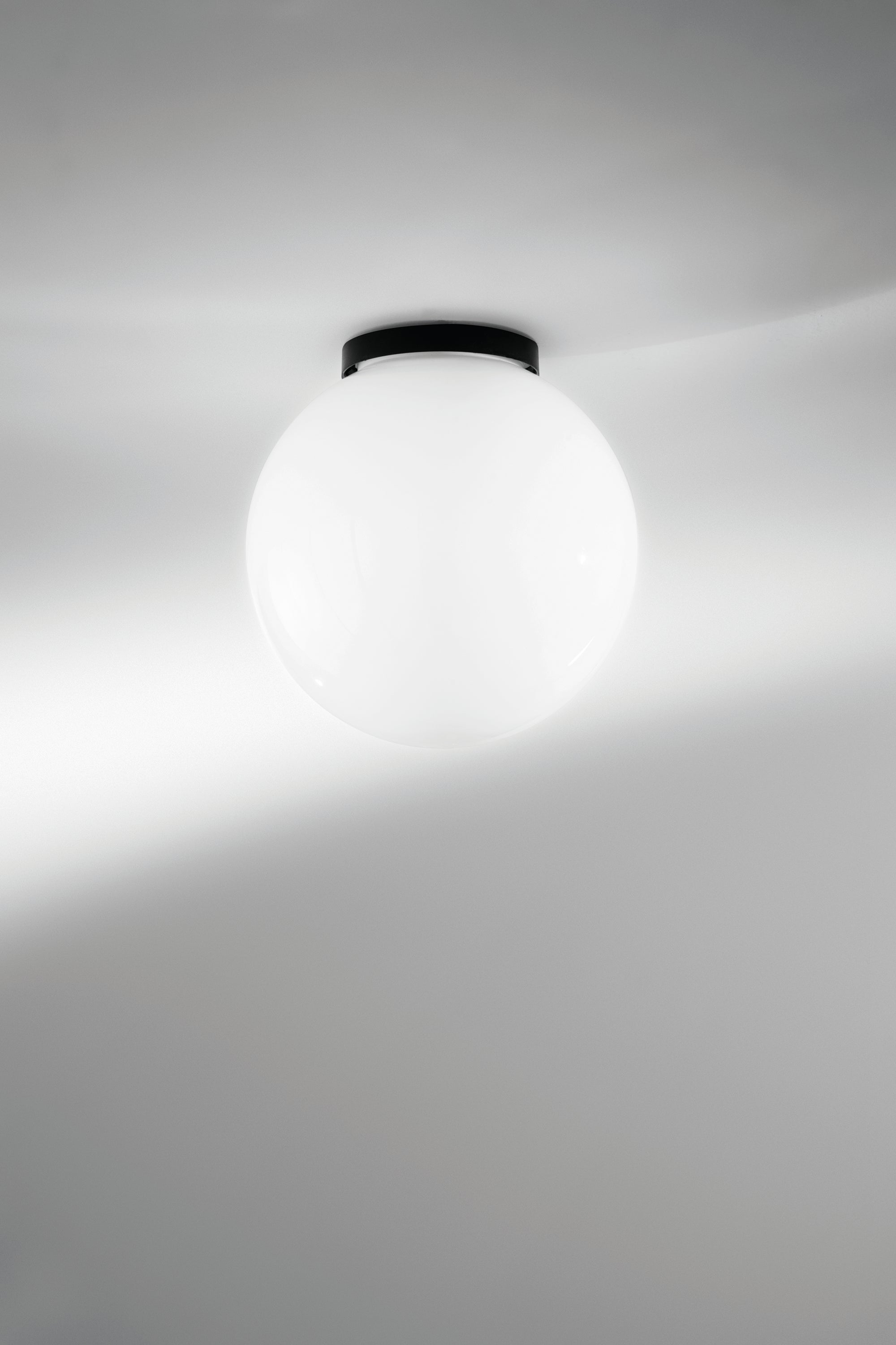 Lampe d'extérieur POLLY avec socle en plastique noir et sphère blanche ...