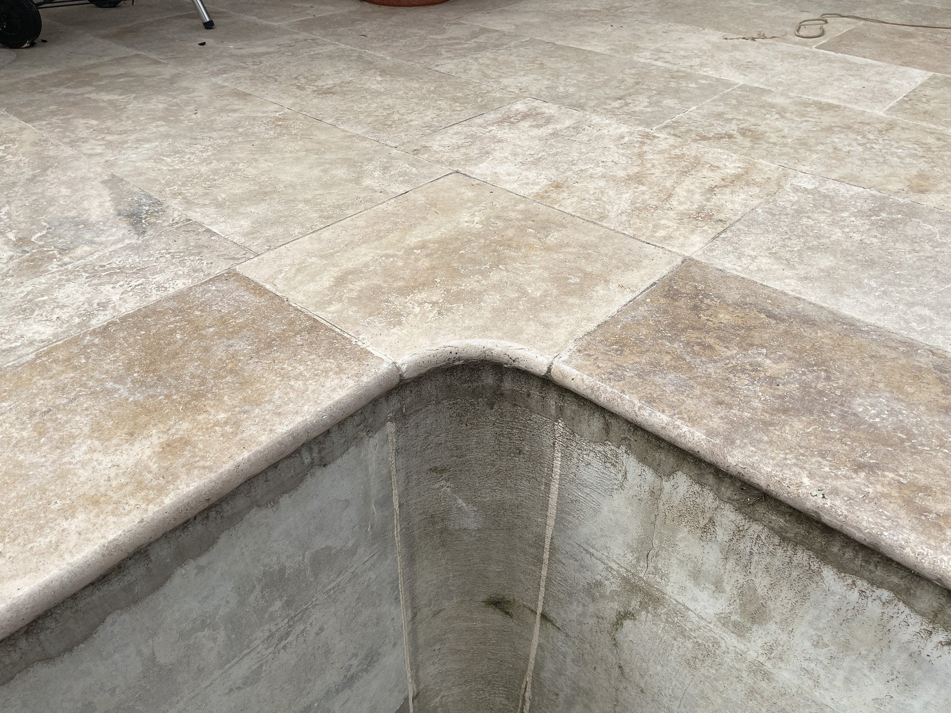 Angle rentrant travertin 1er choix mix pour margelle de piscine PREMIUM ...