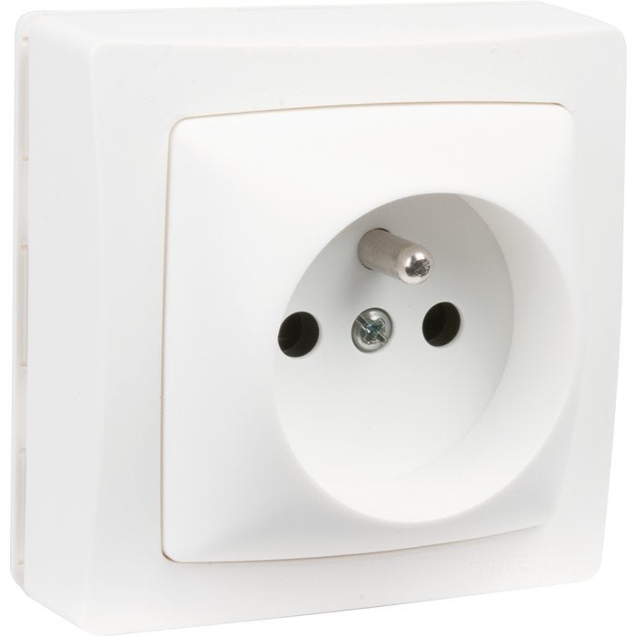Prise simple 2P+T Saillie complet - Legrand | Leroy Merlin
