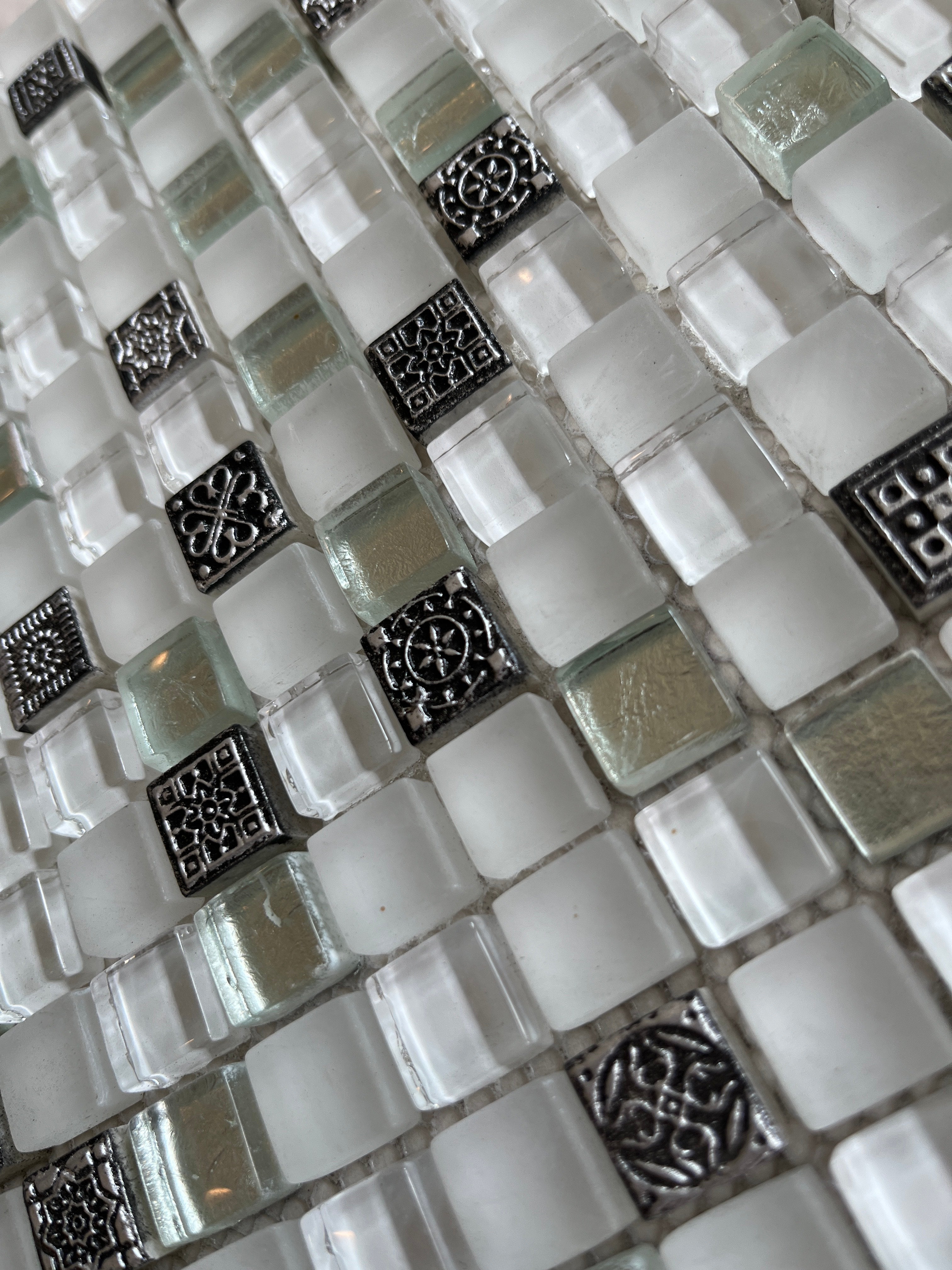 Mosaïque en pierre, verre et maille métallique pour salle de bain ...