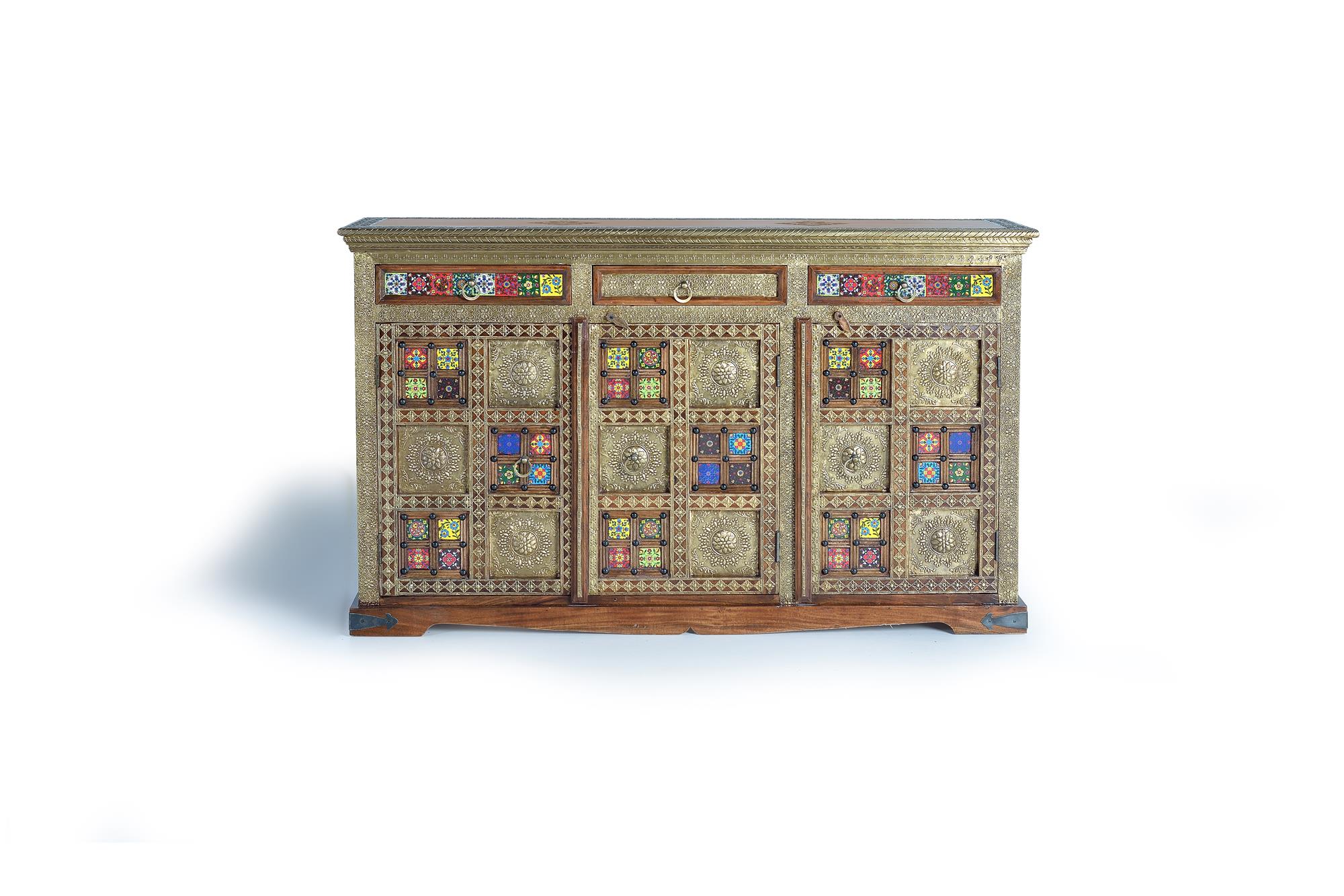 Aparador con detalles de cerámica pintados a mano. Marrón.Giner y ...