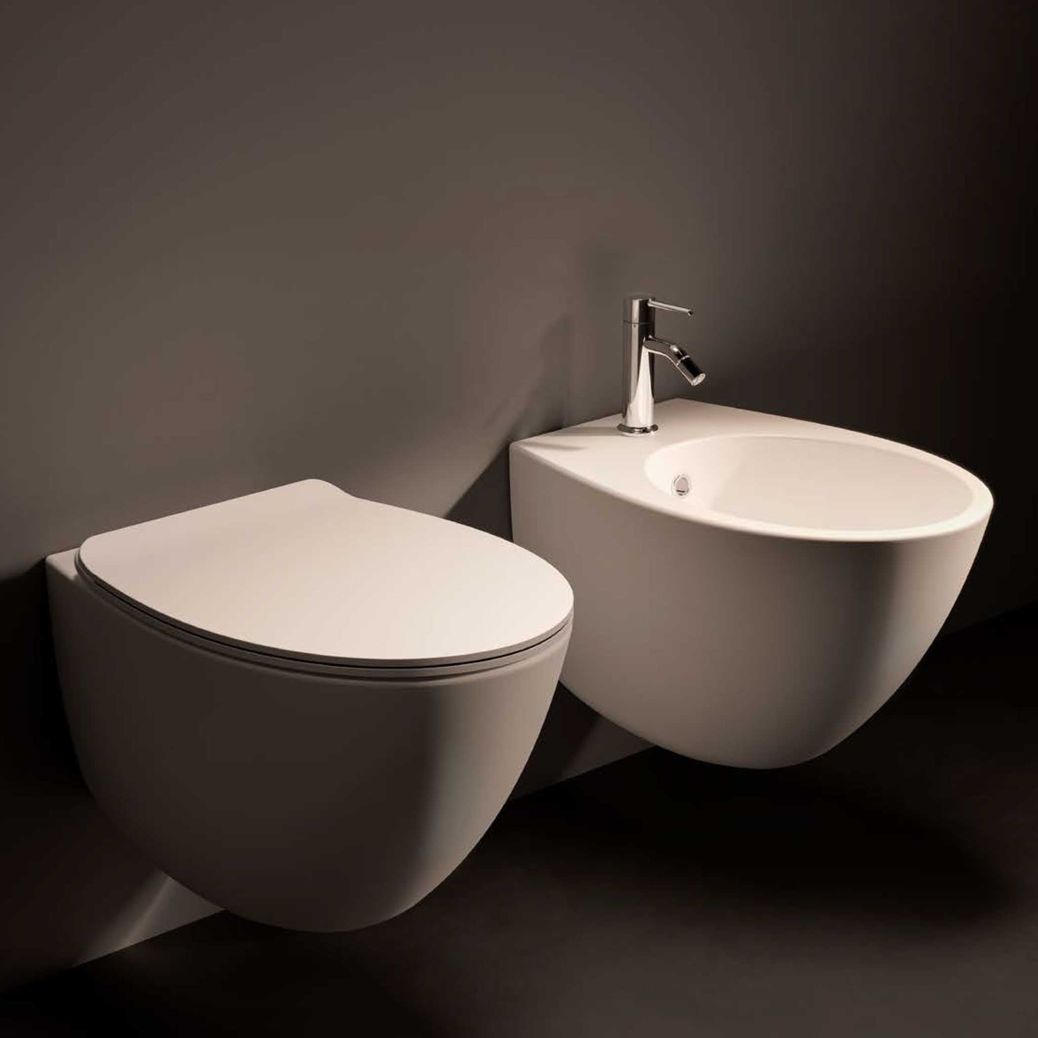 Coppia di sanitari sospesi con copriwater slim modello Gran Mascalzone ...