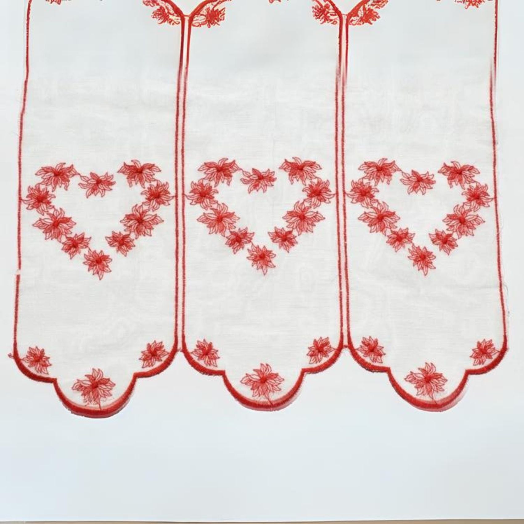 Brise bise aux cœurs brodés - Rouge - 60x45 cm - Polyester | Leroy Merlin