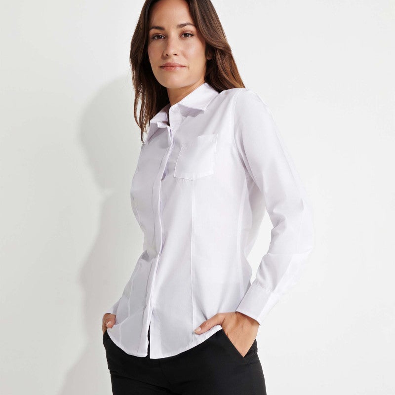 Camisa básica de manga larga de corte entallado y tapete con botones ...