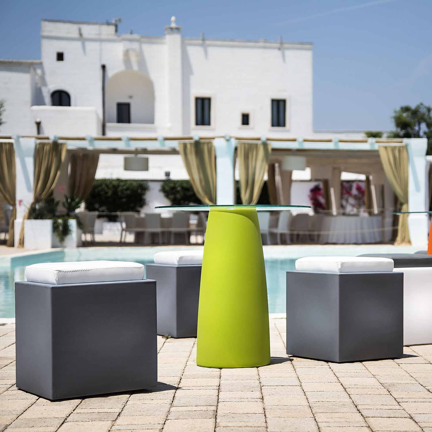 Pouf contenitori per esterno con cuscino in ecopelle bianco. Sgabello ...