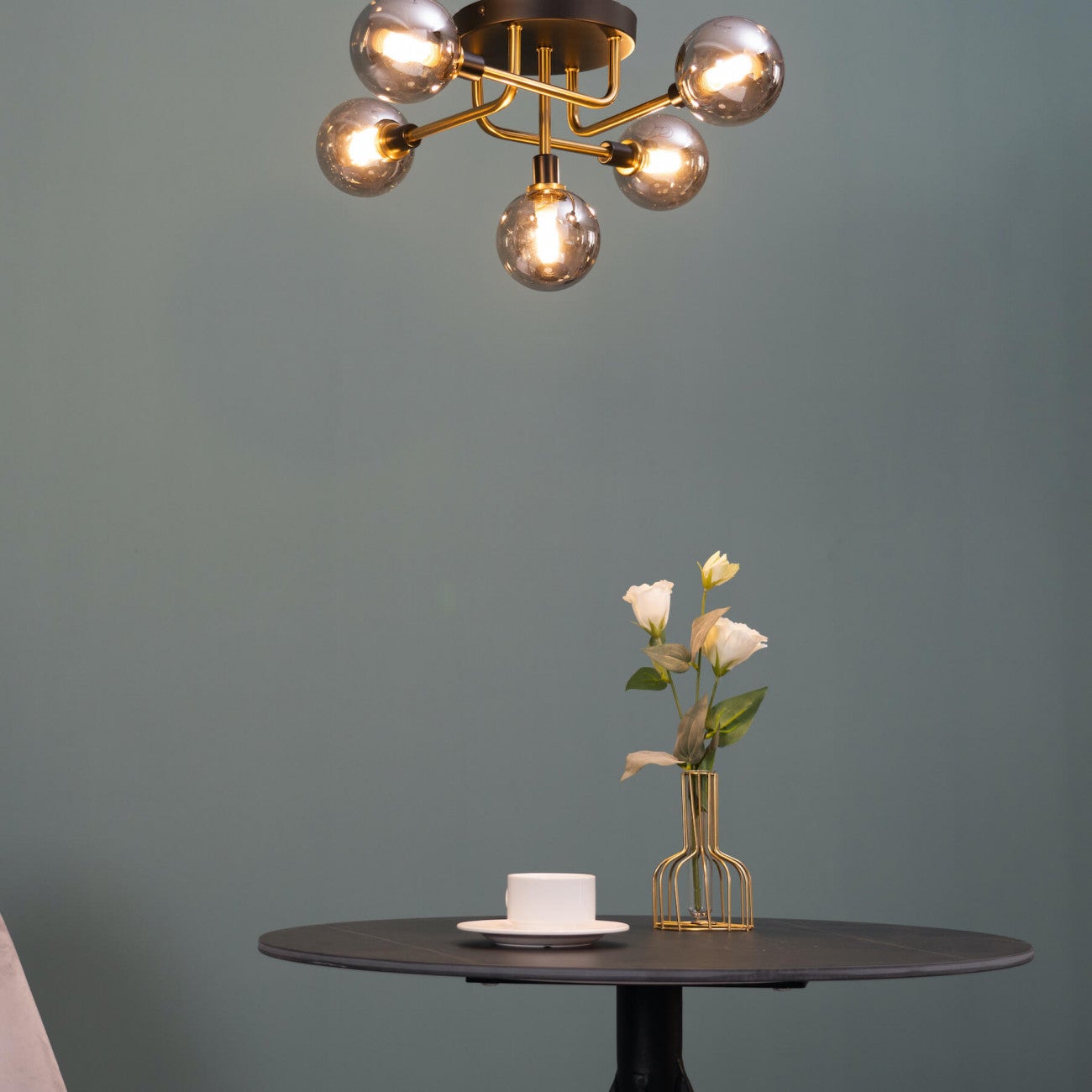 Plafón moderno negro y dorado con 5 bolas de vidrio ahumado - Merano ...
