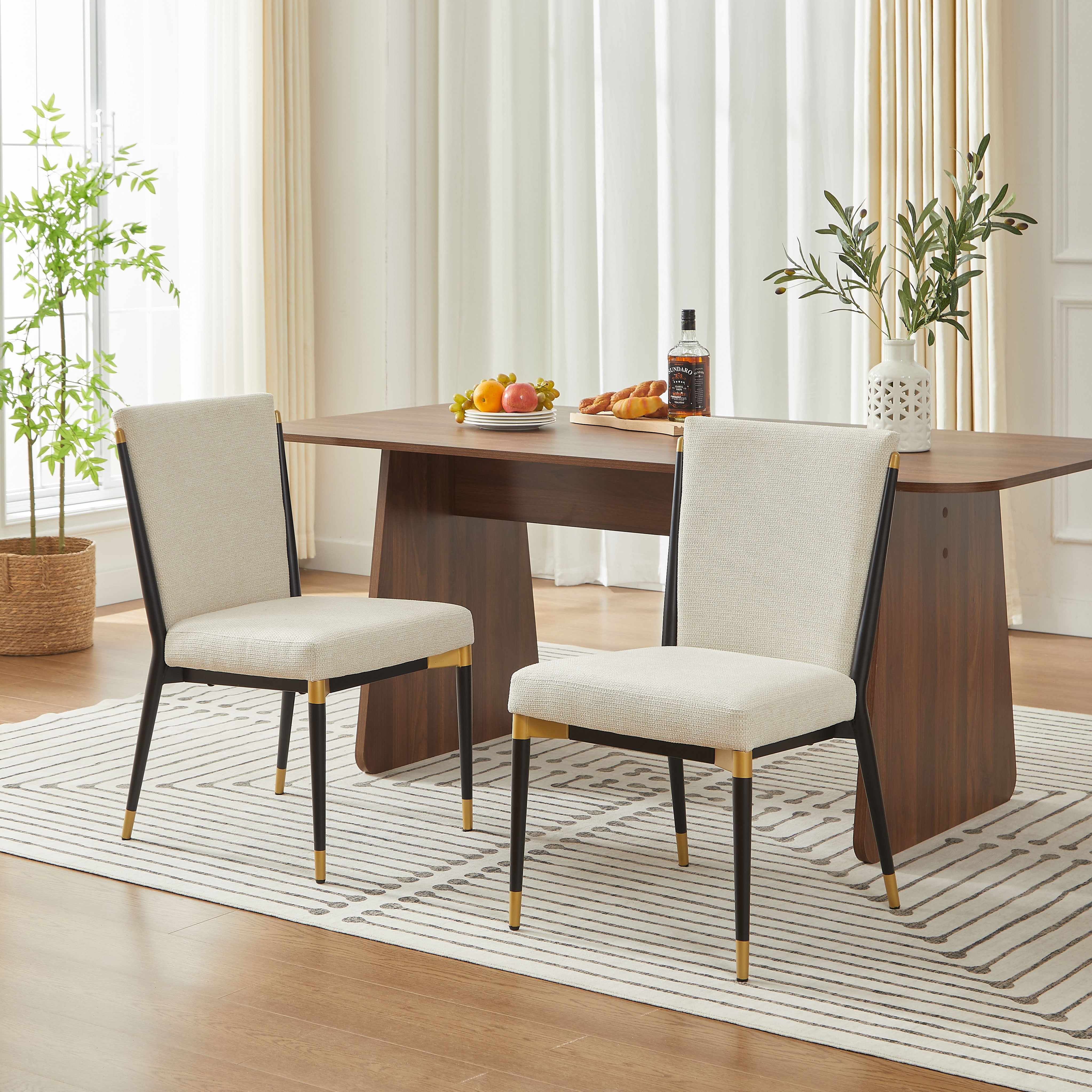 Lot de chaises Cadre noir embouts dorés Design minimaliste tissu beige ...