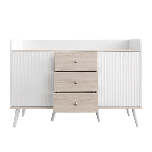 Buffet à trois tiroirs avec un beau grain. Buffet de chambre et de ...