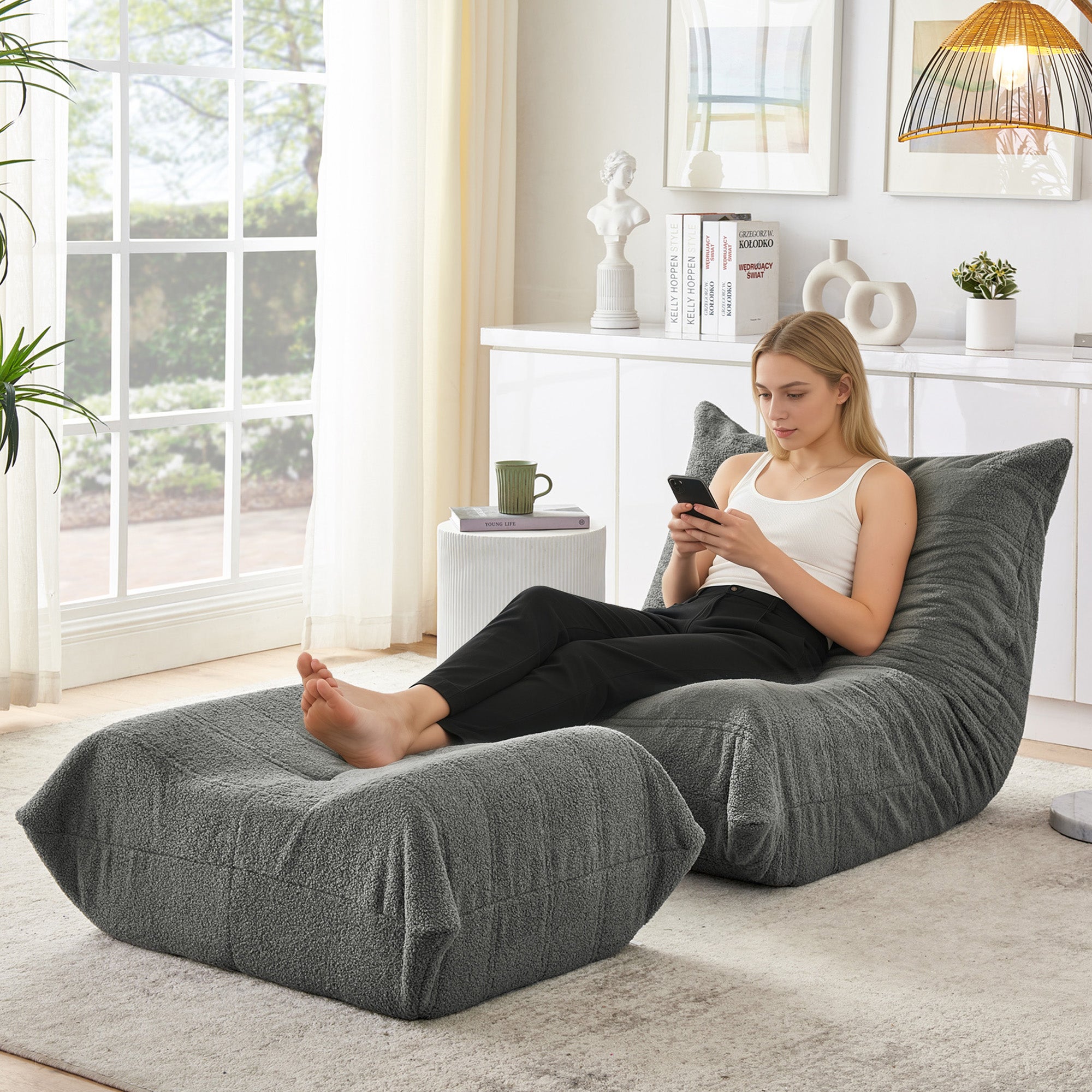 Canapé relax gris, dossier, repose-pieds et pouf moelleux. Fauteuil de ...