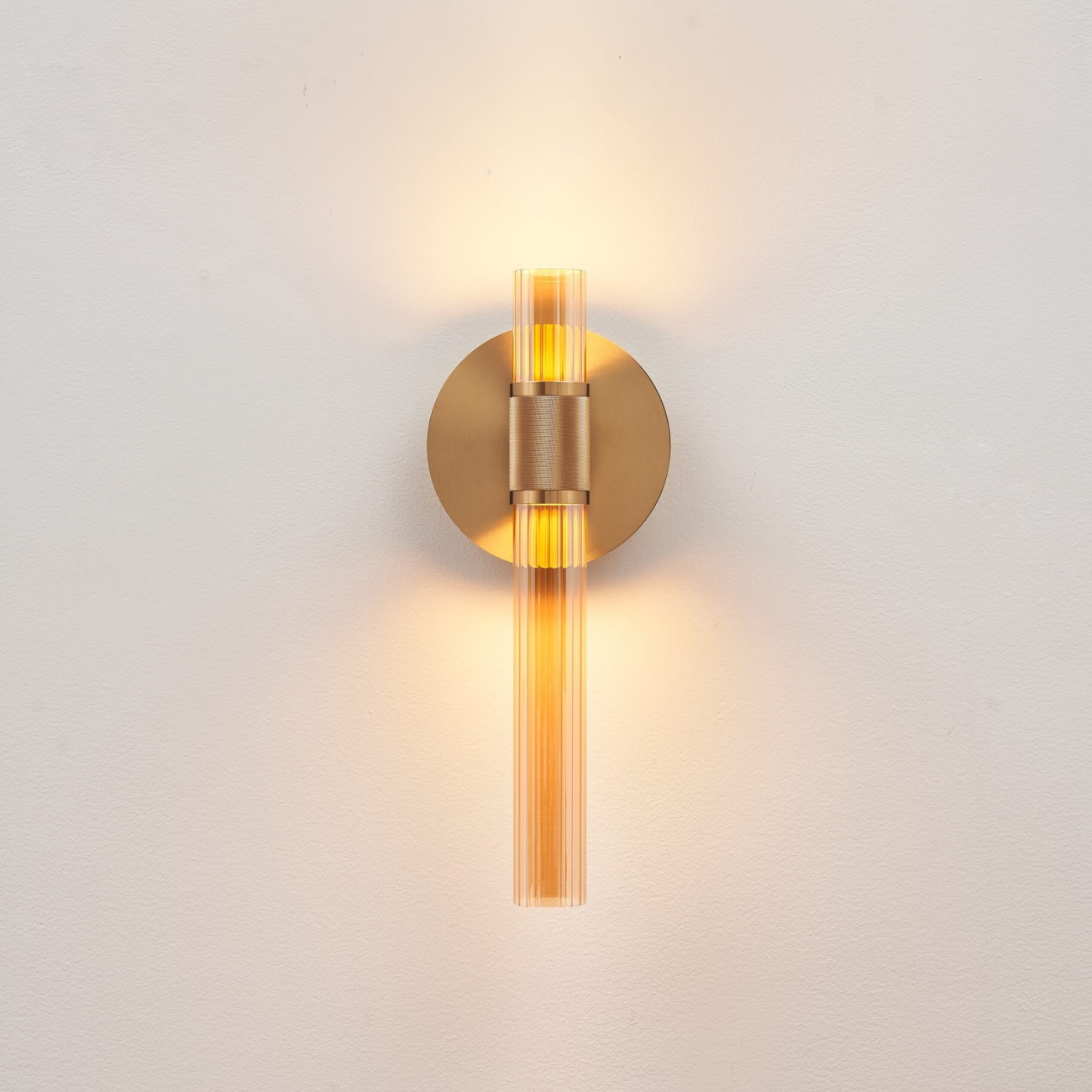 Aplique cilíndrico art déco acabado latón vidrio ámbar - Cyllia | Leroy ...