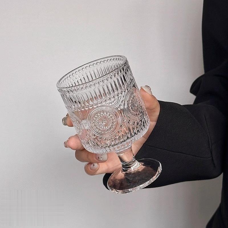Verre à vin sculpté d'un tournesol, style élégant et vintage, convenant ...