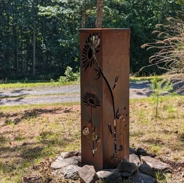 Columna de jardín rústica de metal oxidado con forma de hada y hongo ...