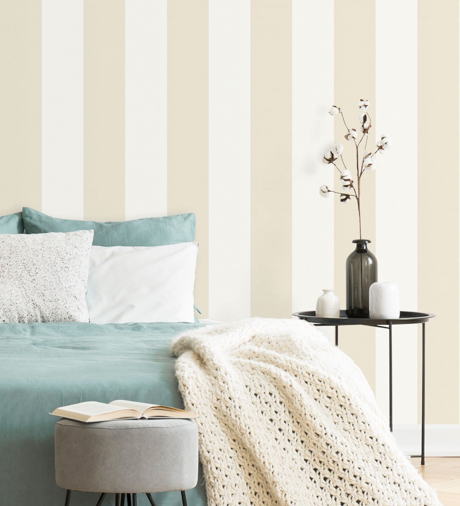 Carta da parati in vinile a righe beige sfondo bianco - Raya Lancaster ...