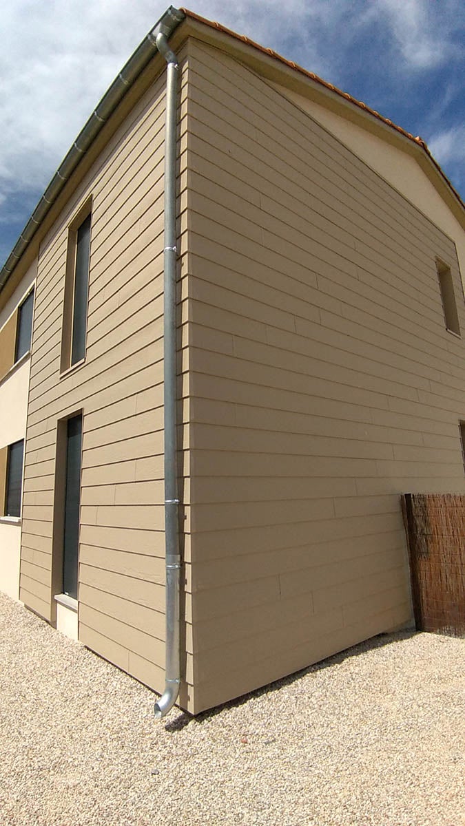 Lame de bardage fibres de bois CANEXEL profil CED'R TEX en pose par ...