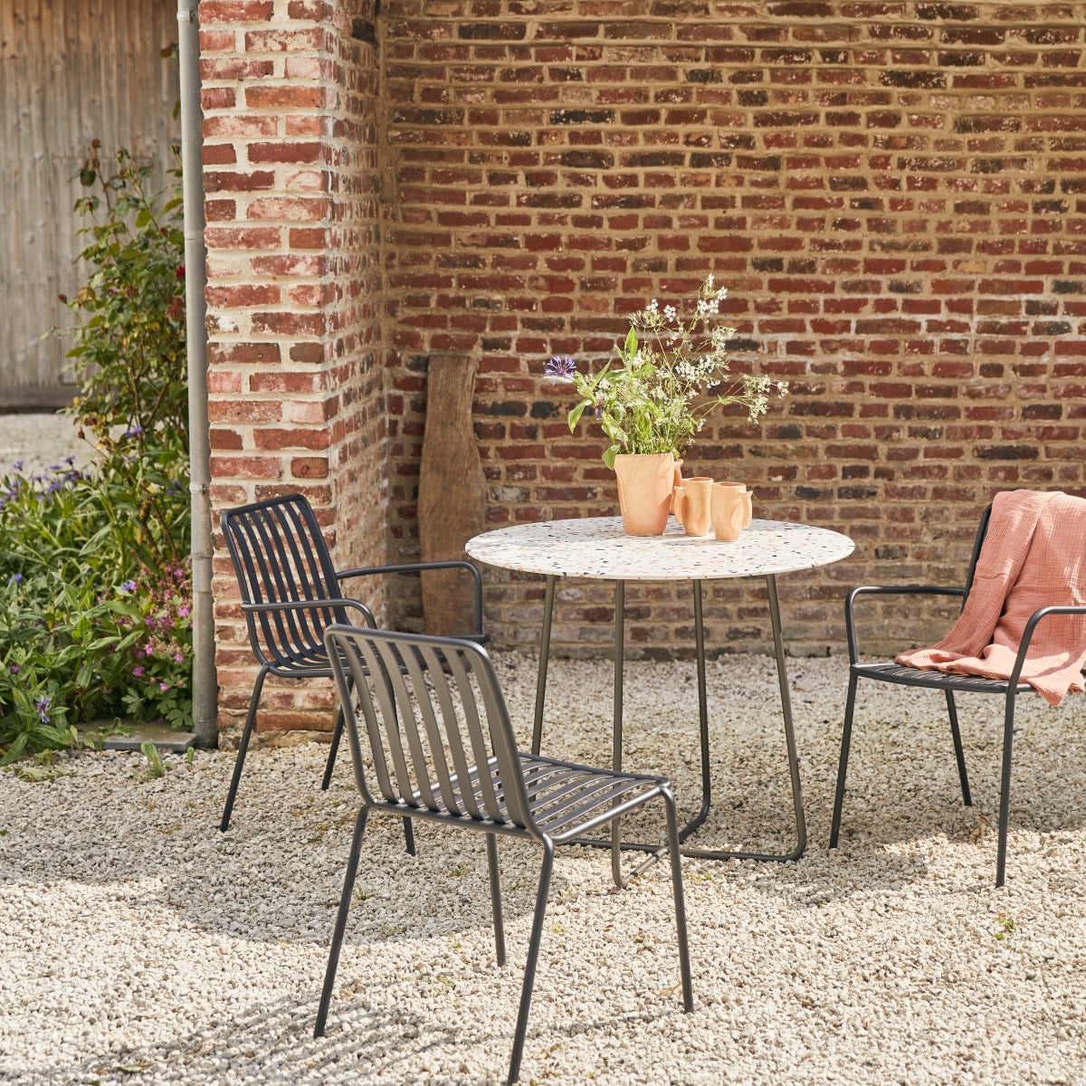 Tikamoon Table de jardin ronde en terrazzo premium et métal brown 4 ...