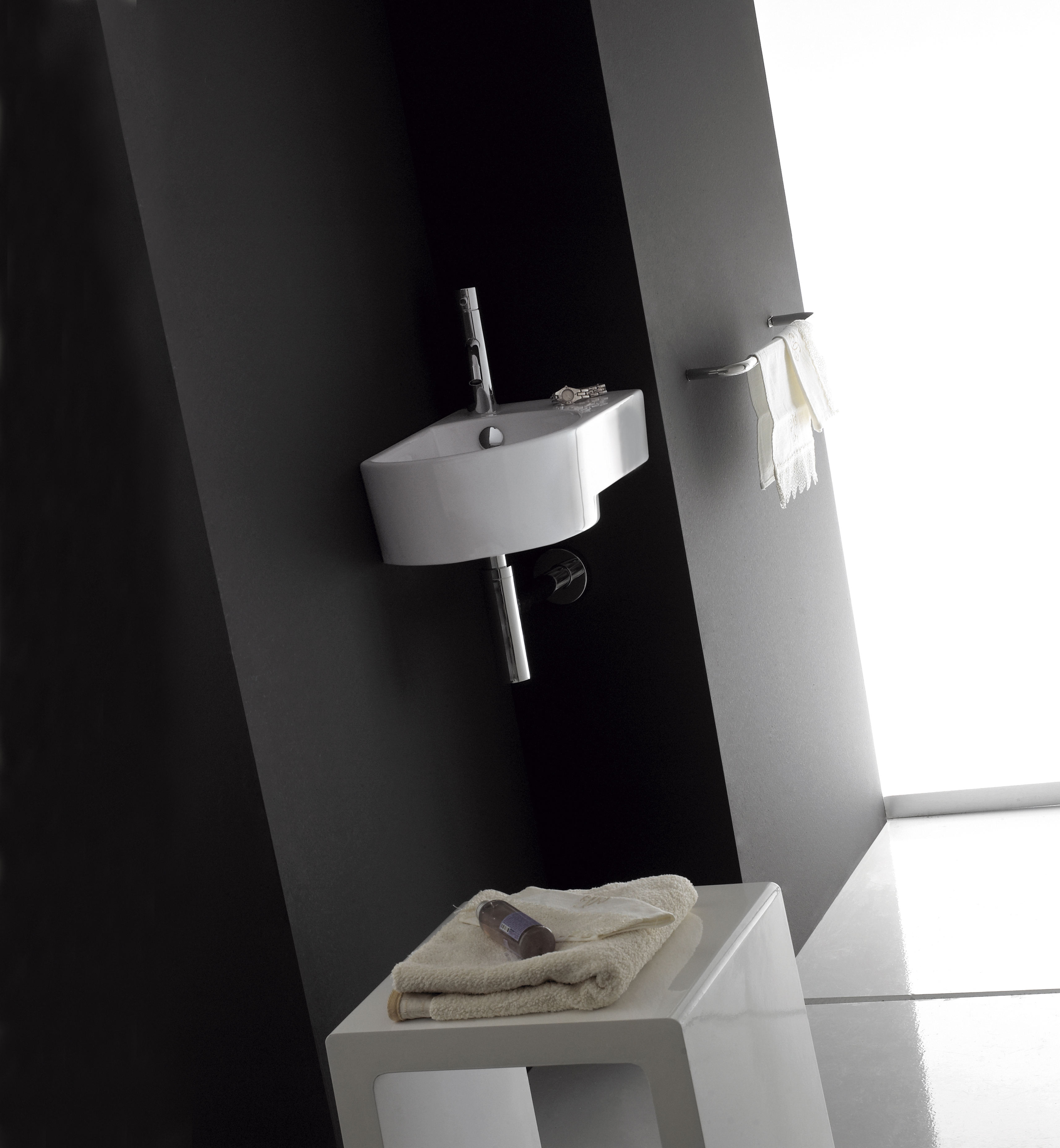 Vasque suspendue en porcelaine blanche VALENCIA 410x270x140 mm | Leroy Merlin