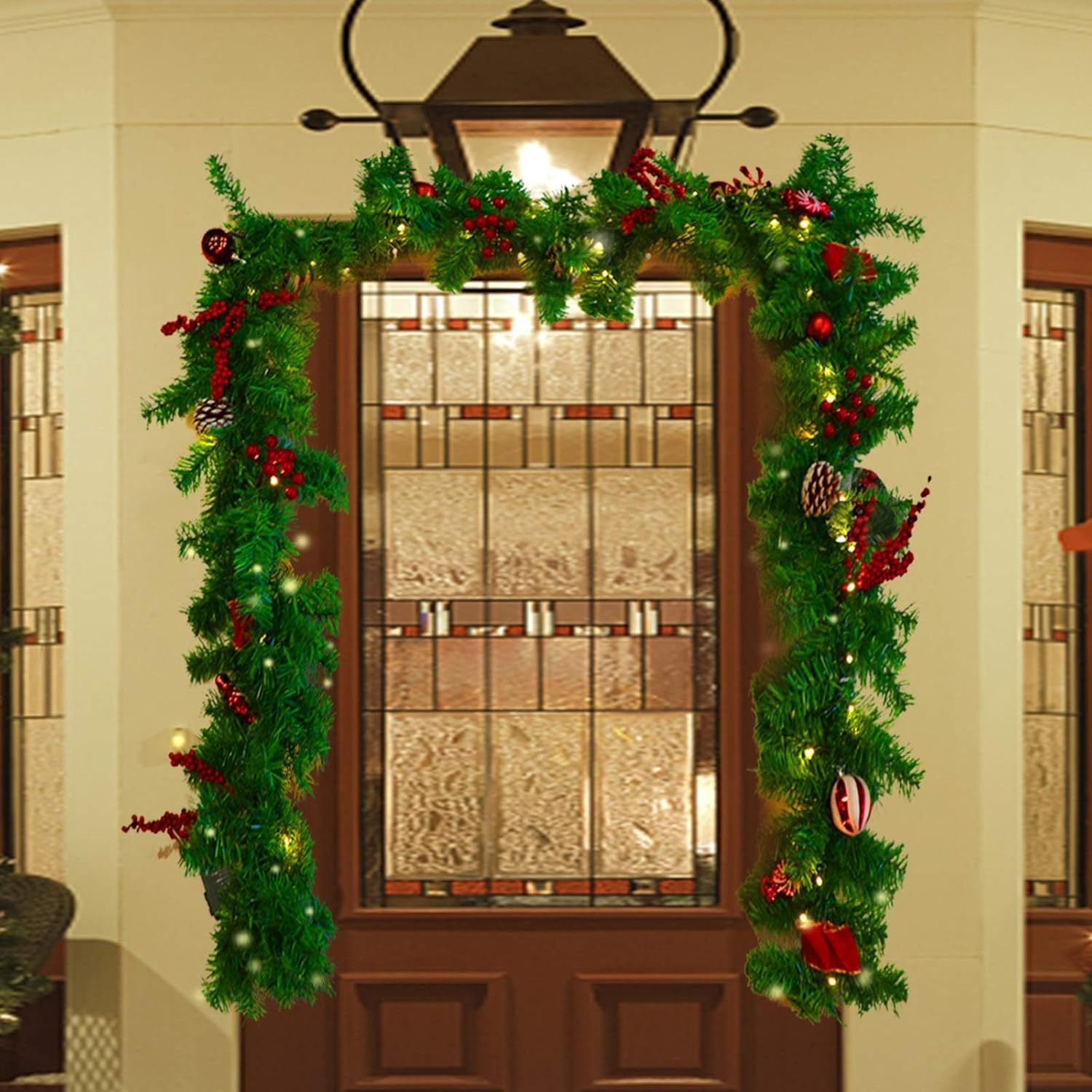 Adornos navideños y avellanas, guirnalda navideña, decoración de ...