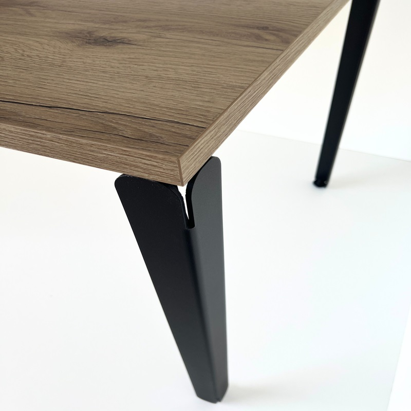 Table à manger rectangle DECO-GEM, 6 pers. Décor chêne clair. 4 pieds "Jaspe" acier blanc L.150 ...