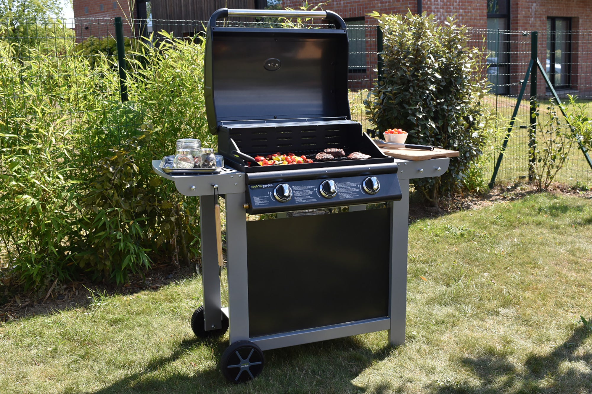Barbecue à gaz mixte Grill + Plancha avec capot Cook'in Garden FIESTA 3 ...