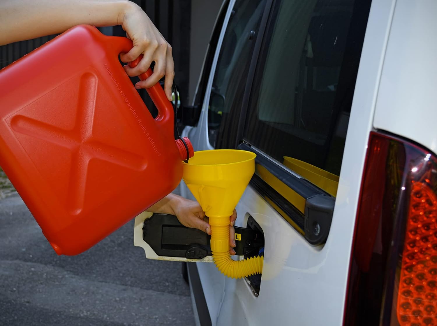 Embudo de combustible amarillo con filtro y extensión flexible. | Leroy ...