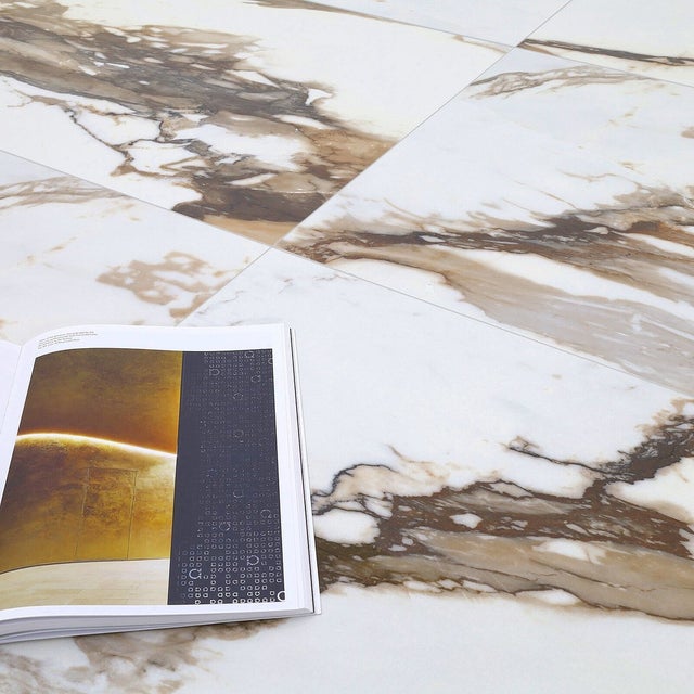 Calacatta Gold: Azulejos duraderos para exteriores