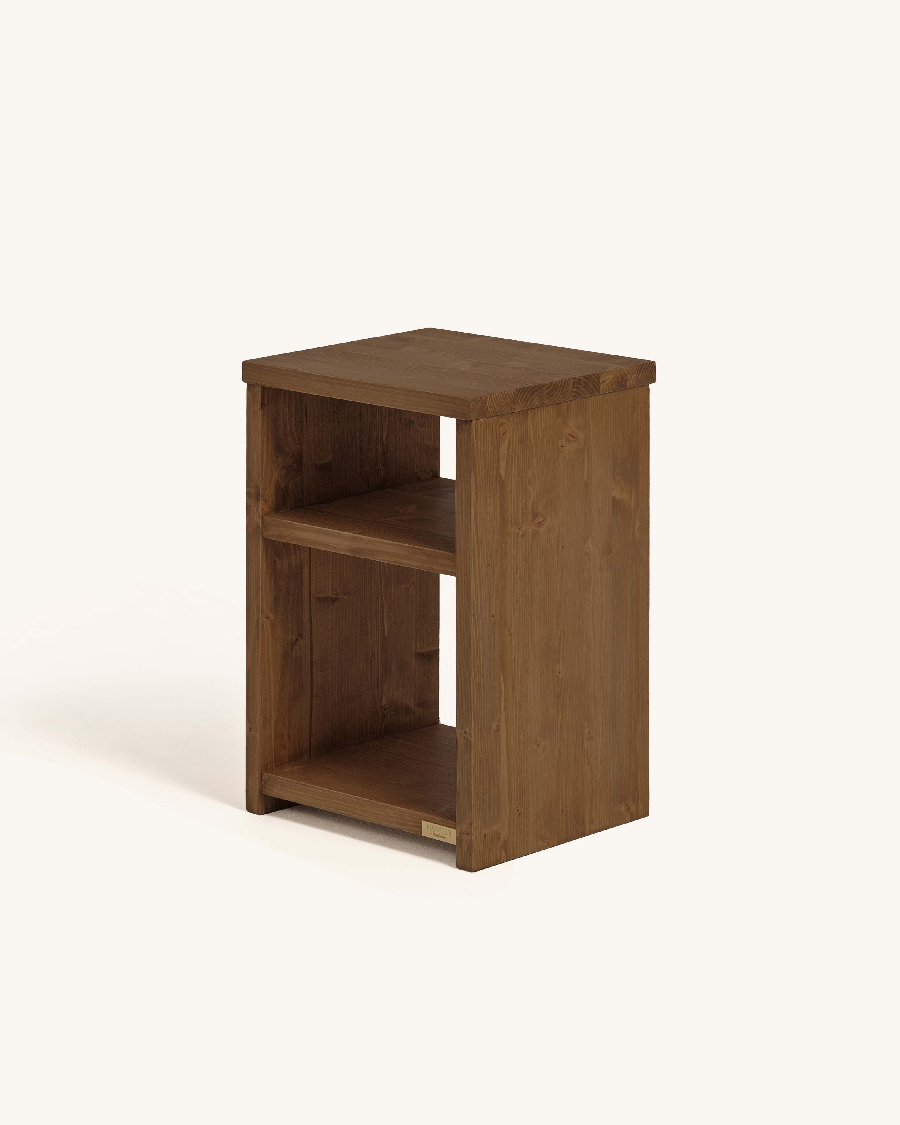 VERANIA Table de chevet en bois d'épicéa de couleur marron HANNUN ...