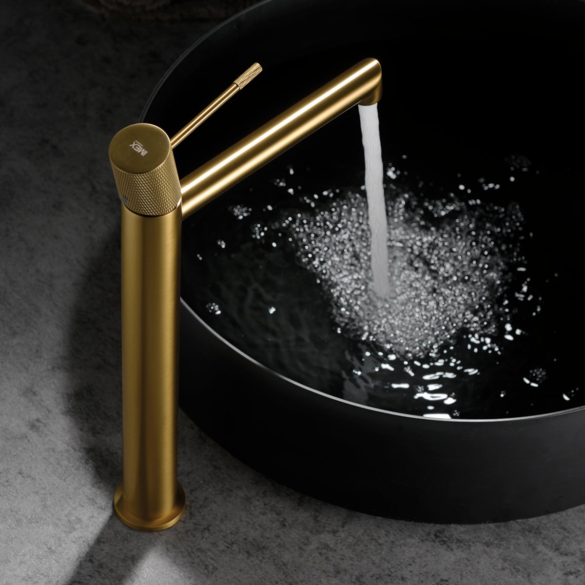 Grifo monomando para lavabo alto en latón con acabado oro cepillado ...