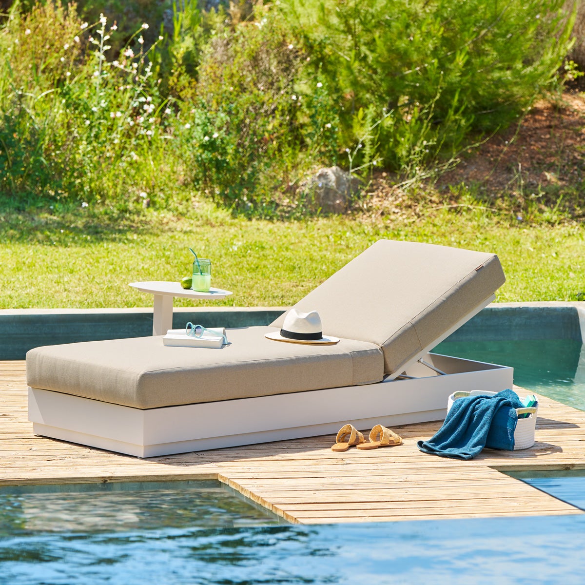 Lit de piscine "Allure" avoine polyester et aluminium - Hespéride ...