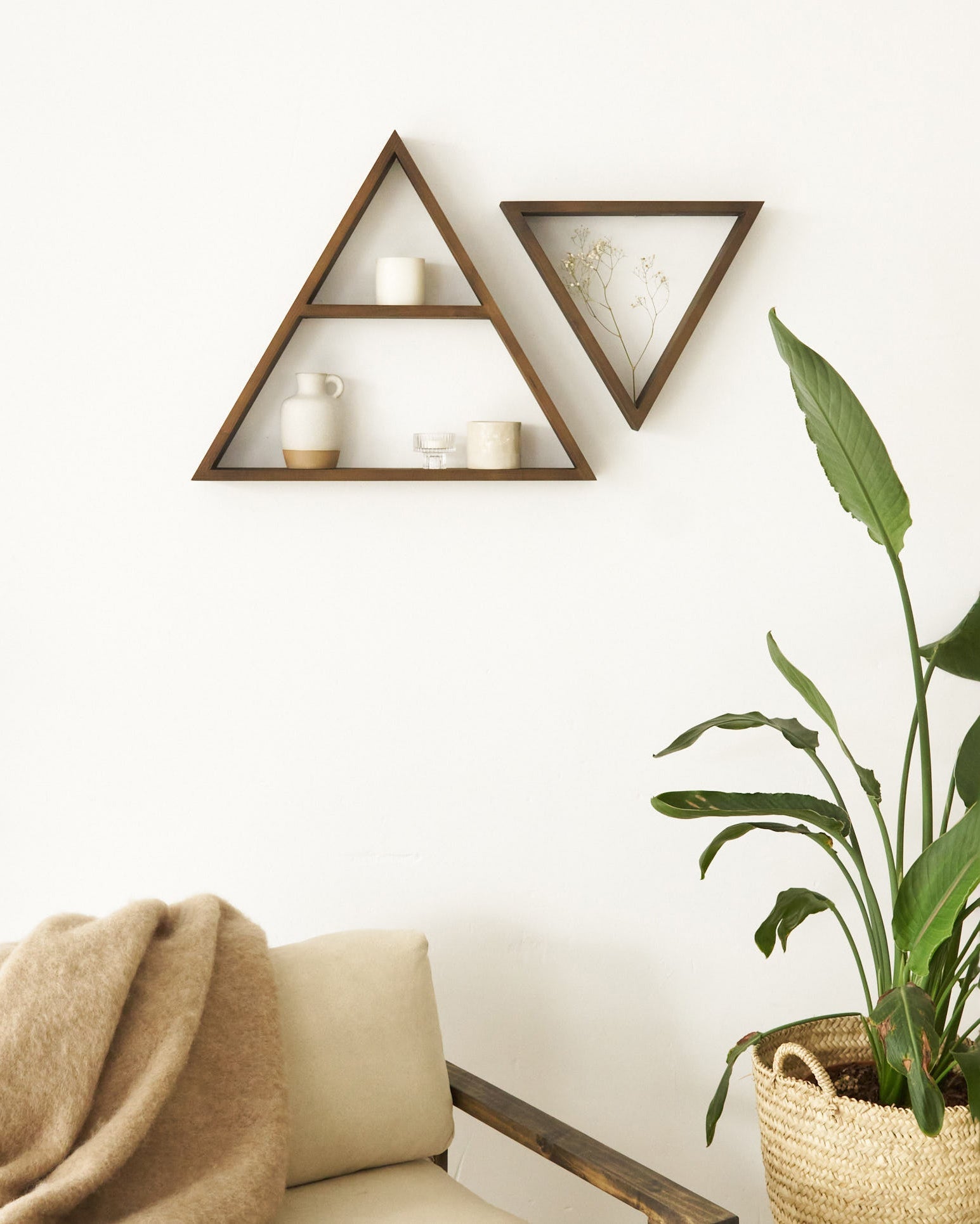 TRIANGLE Estantería triángulo de madera de abeto maciza color nogal ...