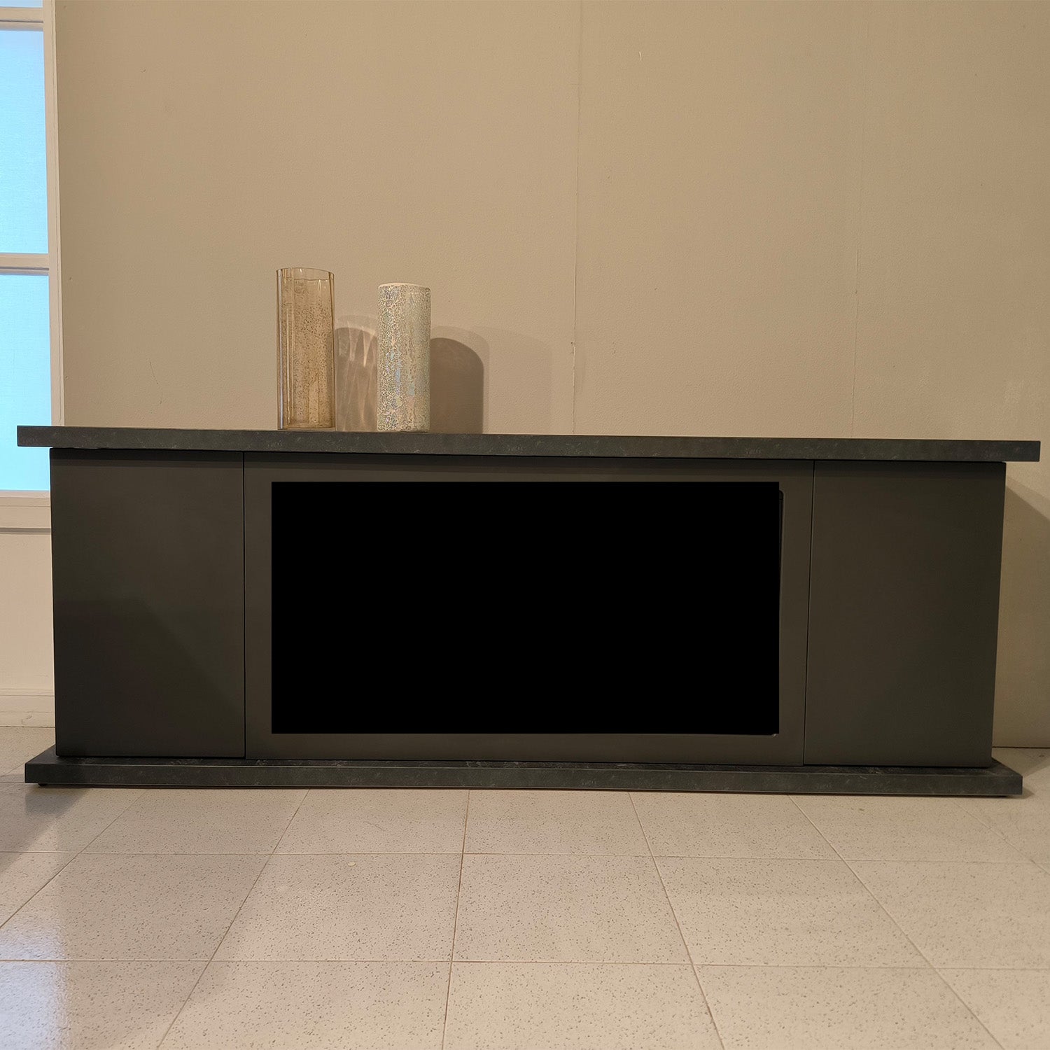 Foyer gris foncé avec tiroirs préparé pour l'insert Sined Amiata ...