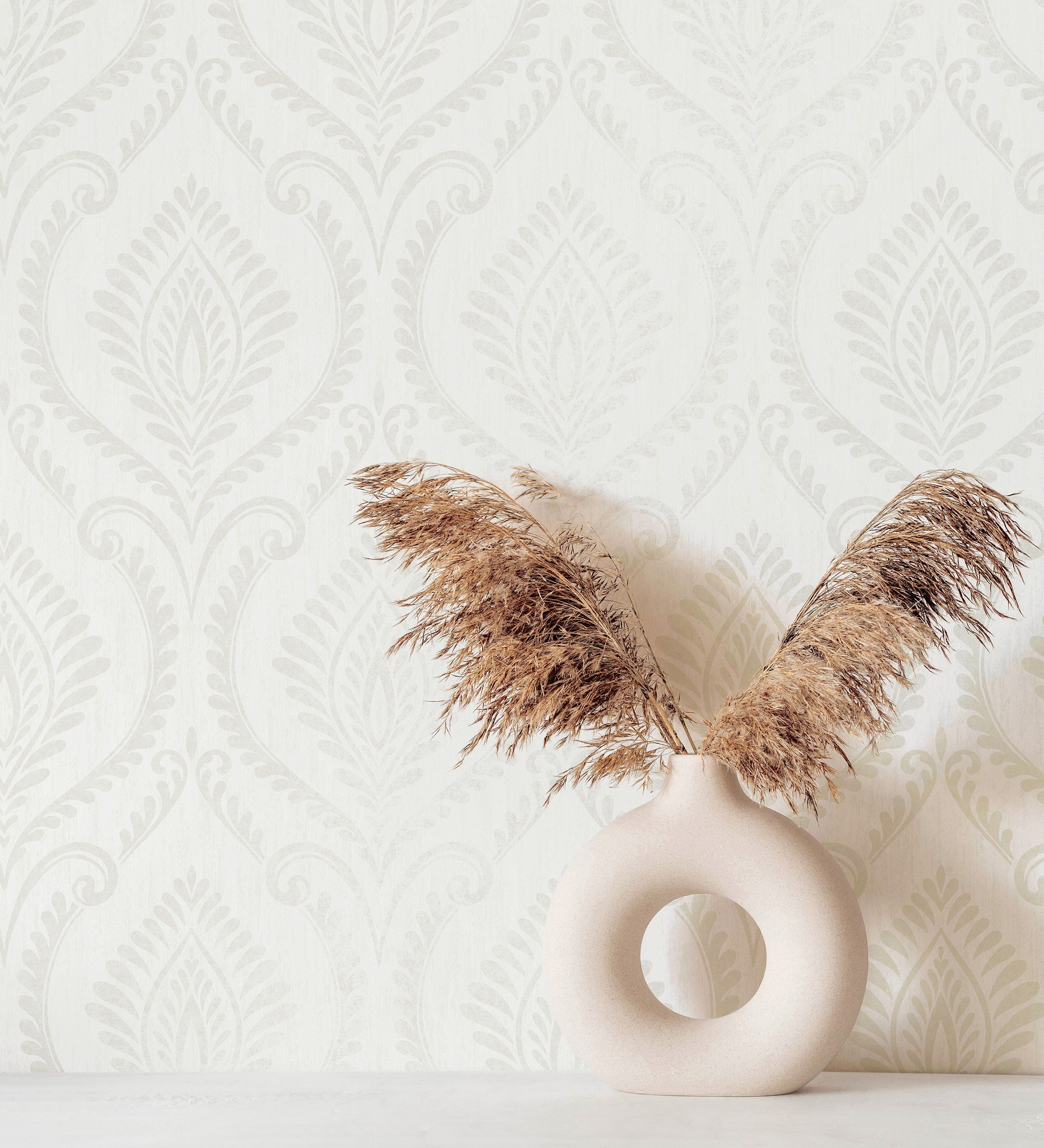 Papier peint vinyle lavable damassé nacré en relief sur fond blanc ...