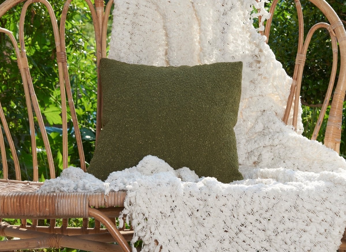 Coussin carré 45x45 cm en tissu effet peau de mouton vert olive EDEN ...