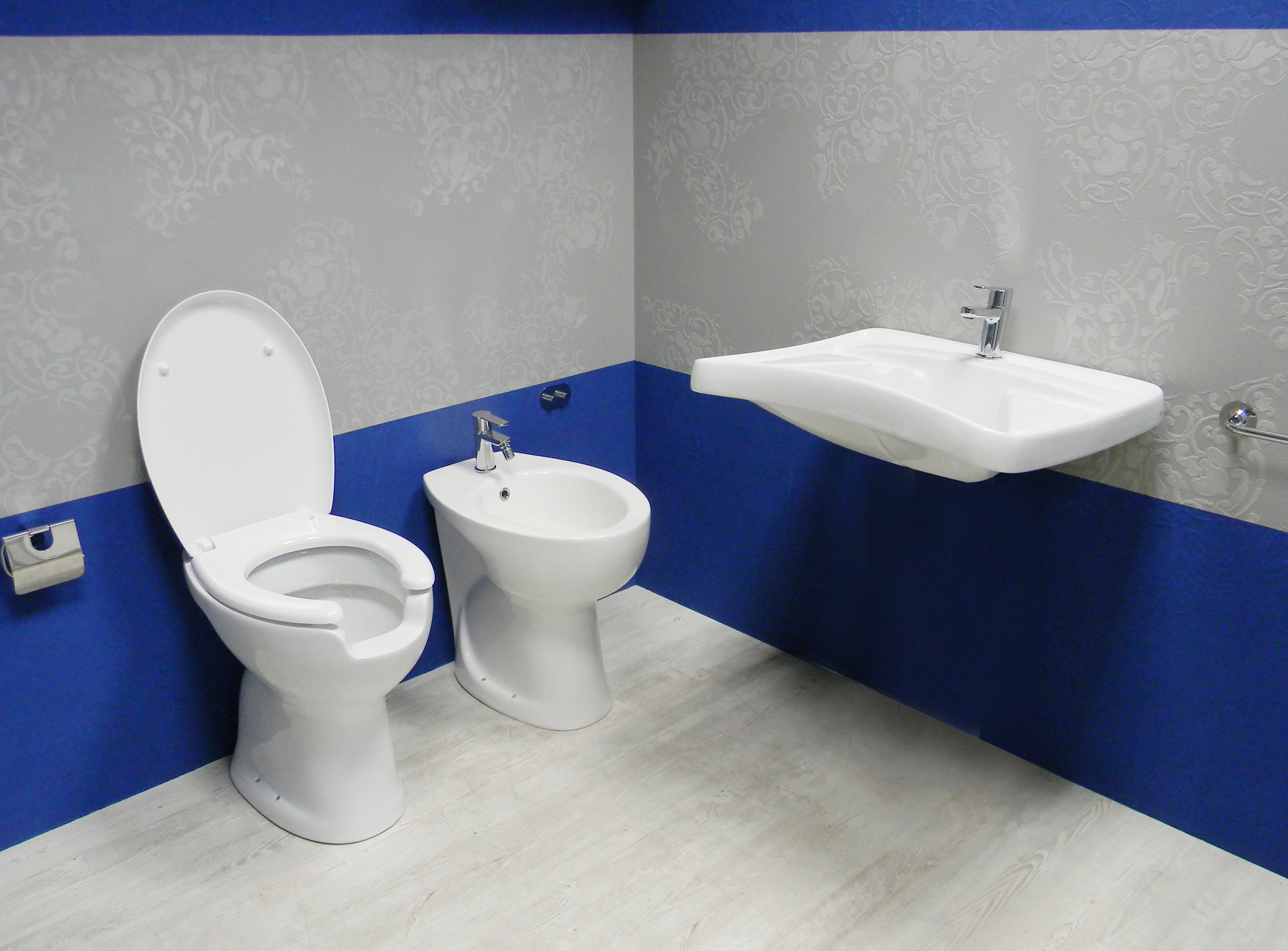 Kit de salle de bains pour handicapés avec lavabo, bidet et WC en ...