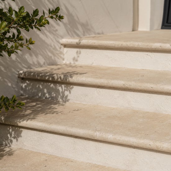Marche d'escalier en travertin beige Light Mix - Bord Rond - 33 x 100 x ...