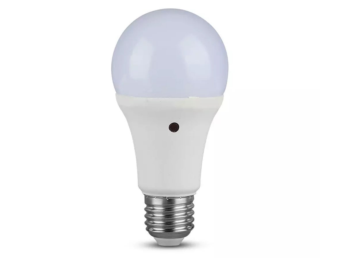 LAMPA A LED E27 CON SENSORE CREPUSCOLARE 9W A60 FREDDO 6400K BULLBO ...